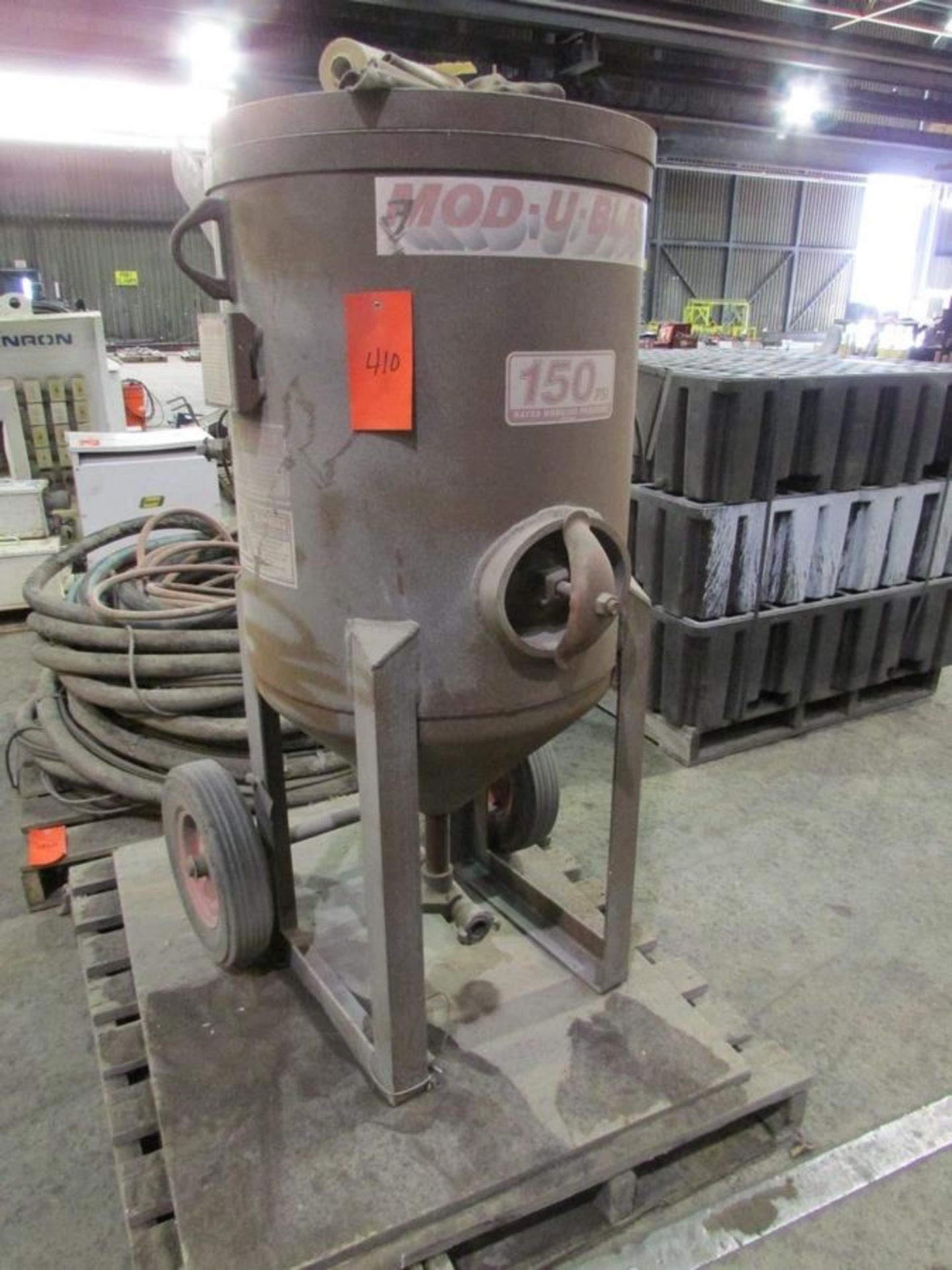 Mod-U-Blast 150 PSI Sandblasting Pot w/ Pallet of Sandblast Hose