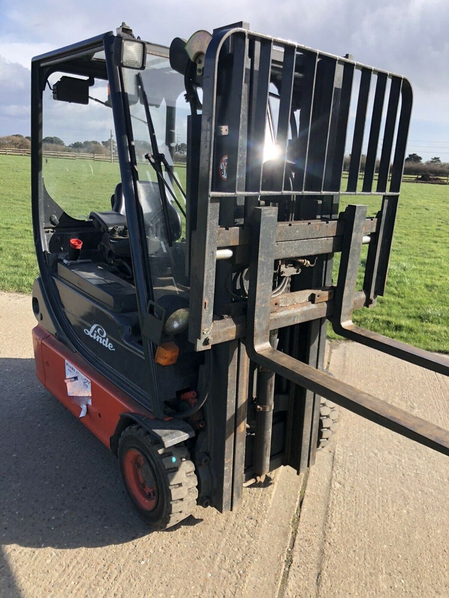Linde Electric Forklift Truck E14. 4 metre triple mast with sideshift ...