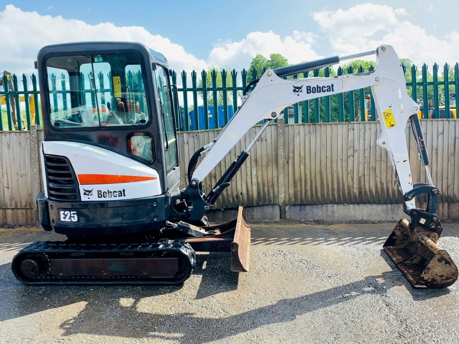Bobcat E25 Excavator 2016. 1 Bucket, Keypad Start, 2 Speed Tracking ...