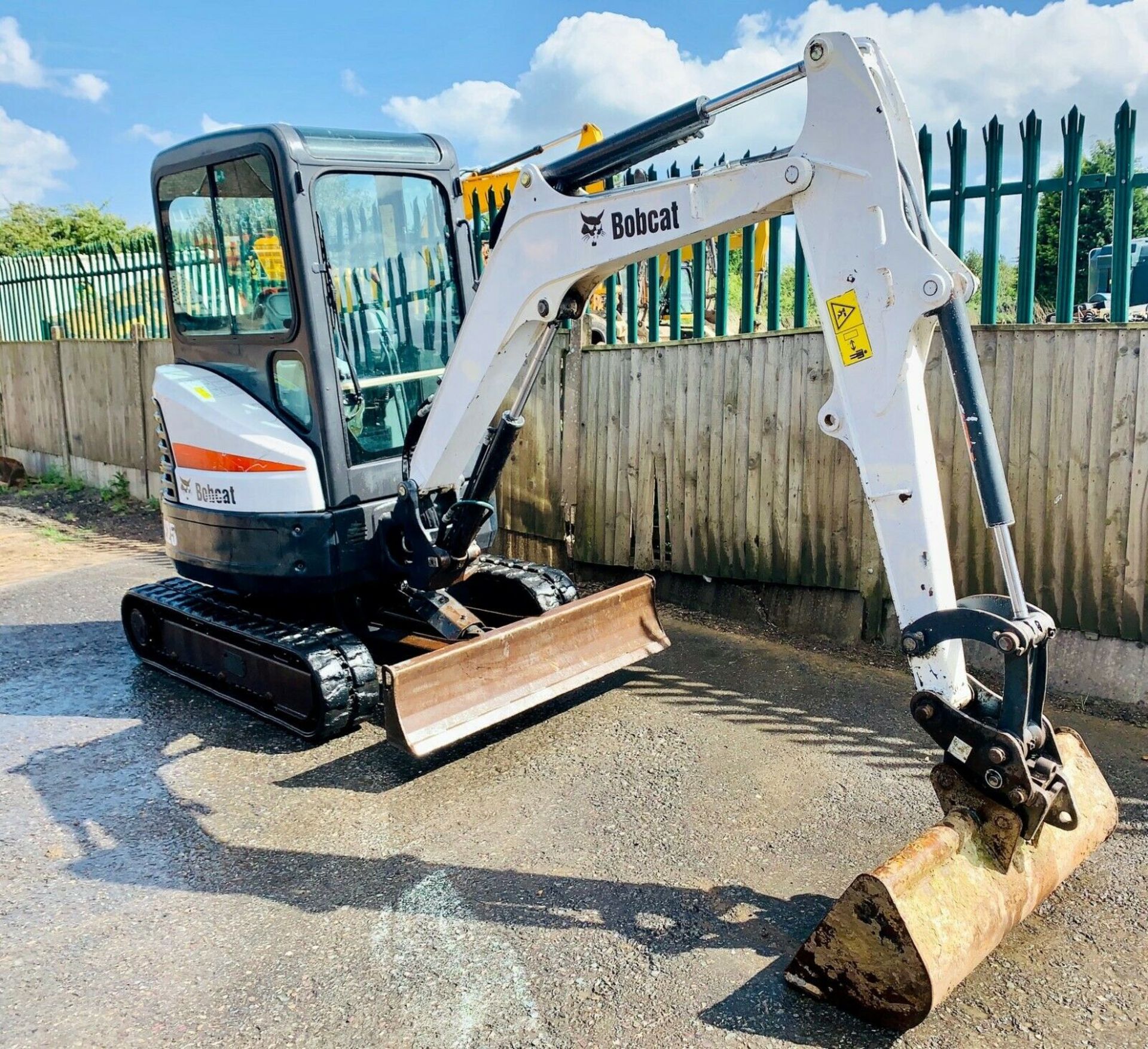 Bobcat E25 Excavator 2016. 1 Bucket, Keypad Start, 2 Speed Tracking ...