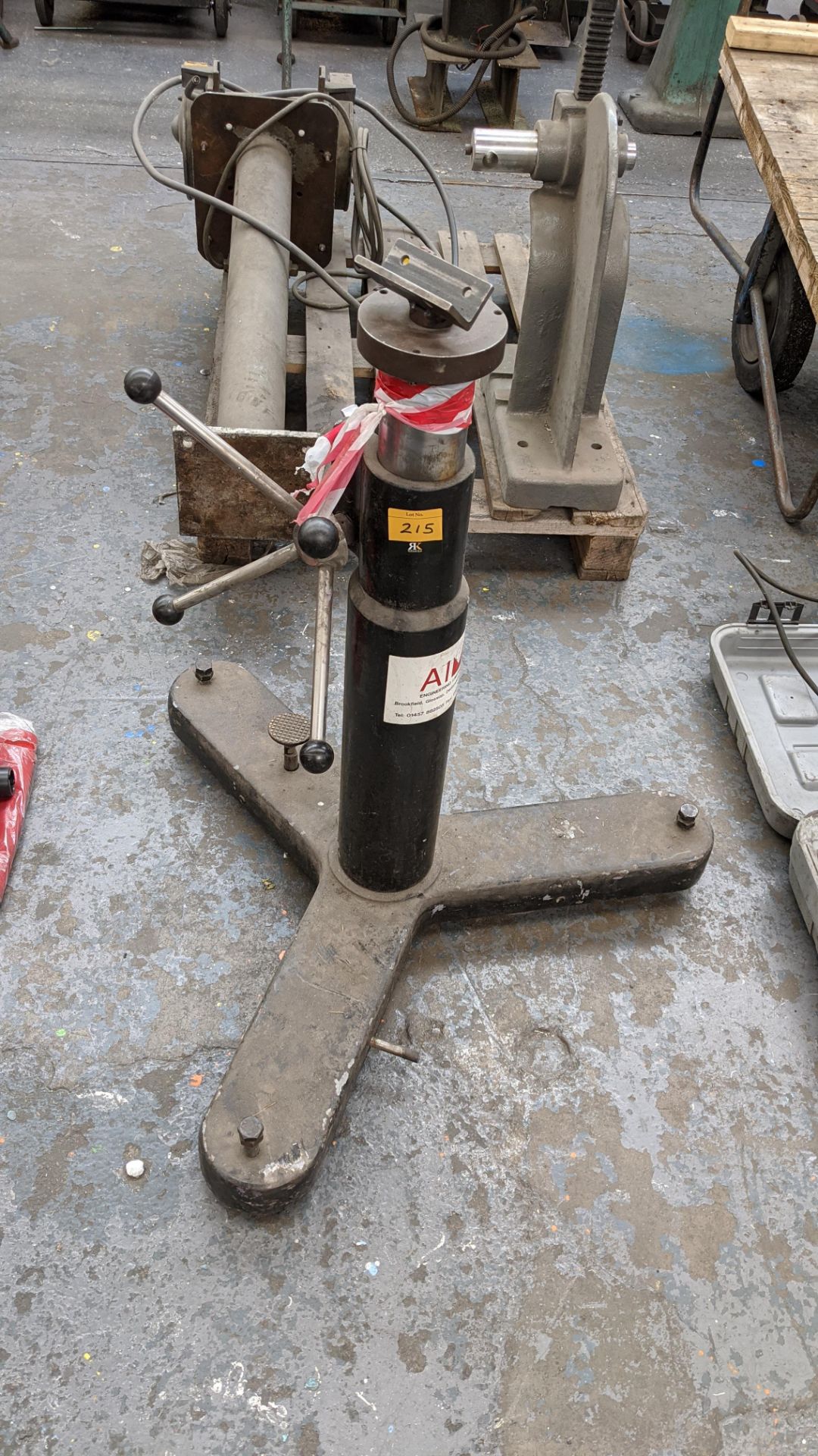 Single column lifting jack