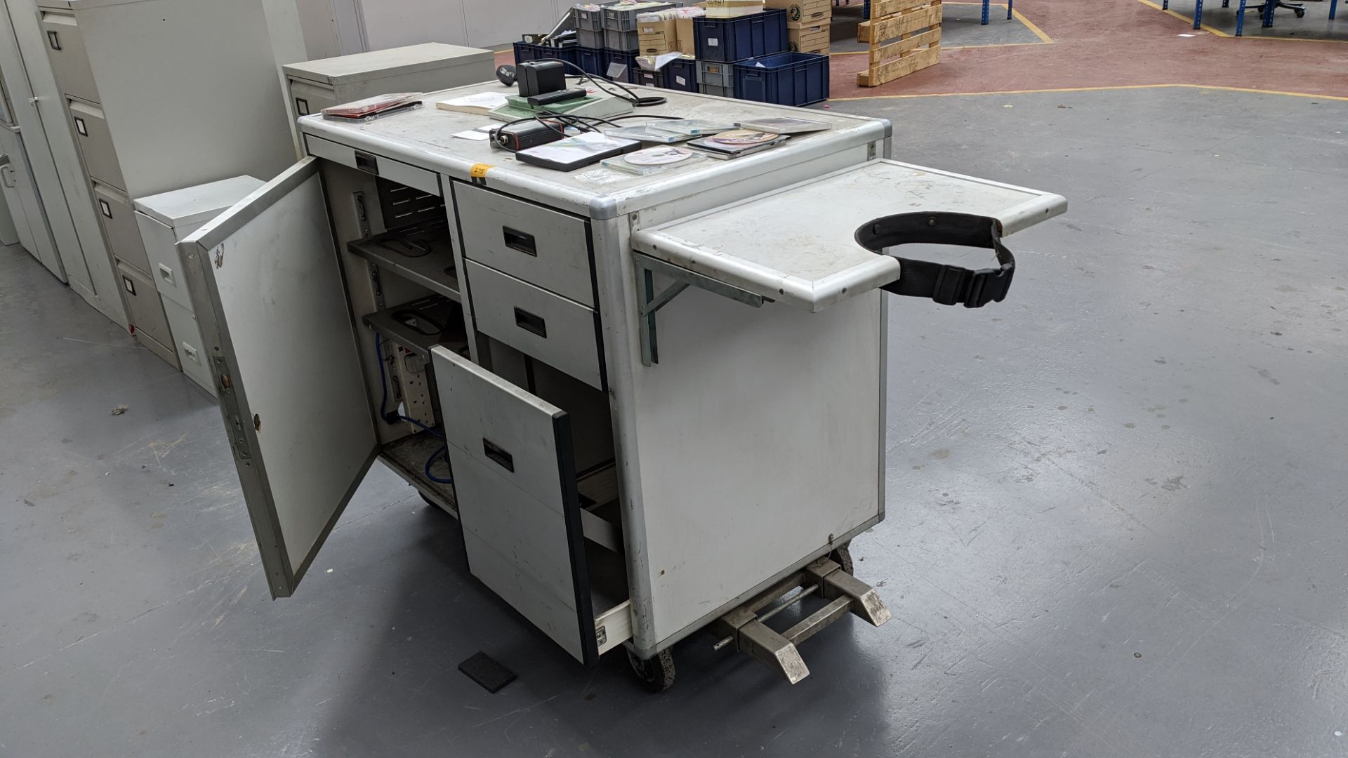 Leica laser equipment trolley. This lot includes manuals & other Leica ...