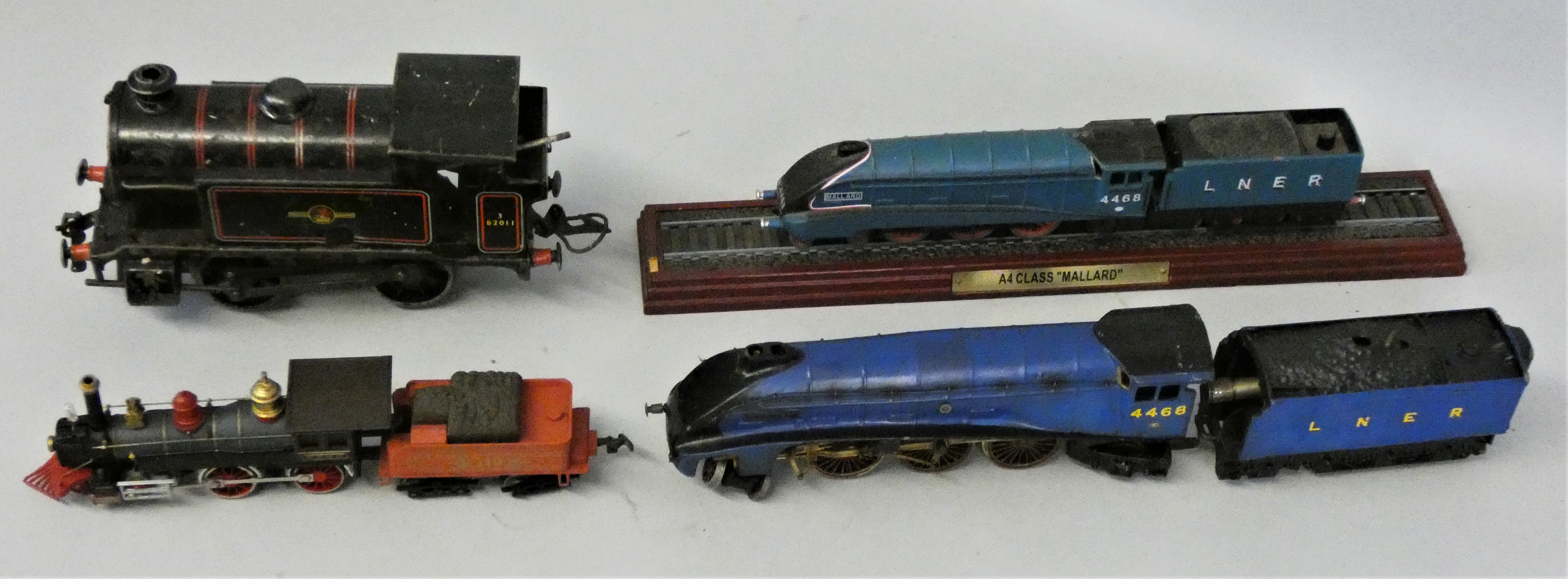 A Hornby 'O' gauge clockwork type 40 carriage, together with two models ...