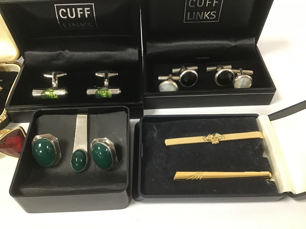 A GROUP OF VINTAGE CUFFLINKS IN ORIGINAL BOXES
