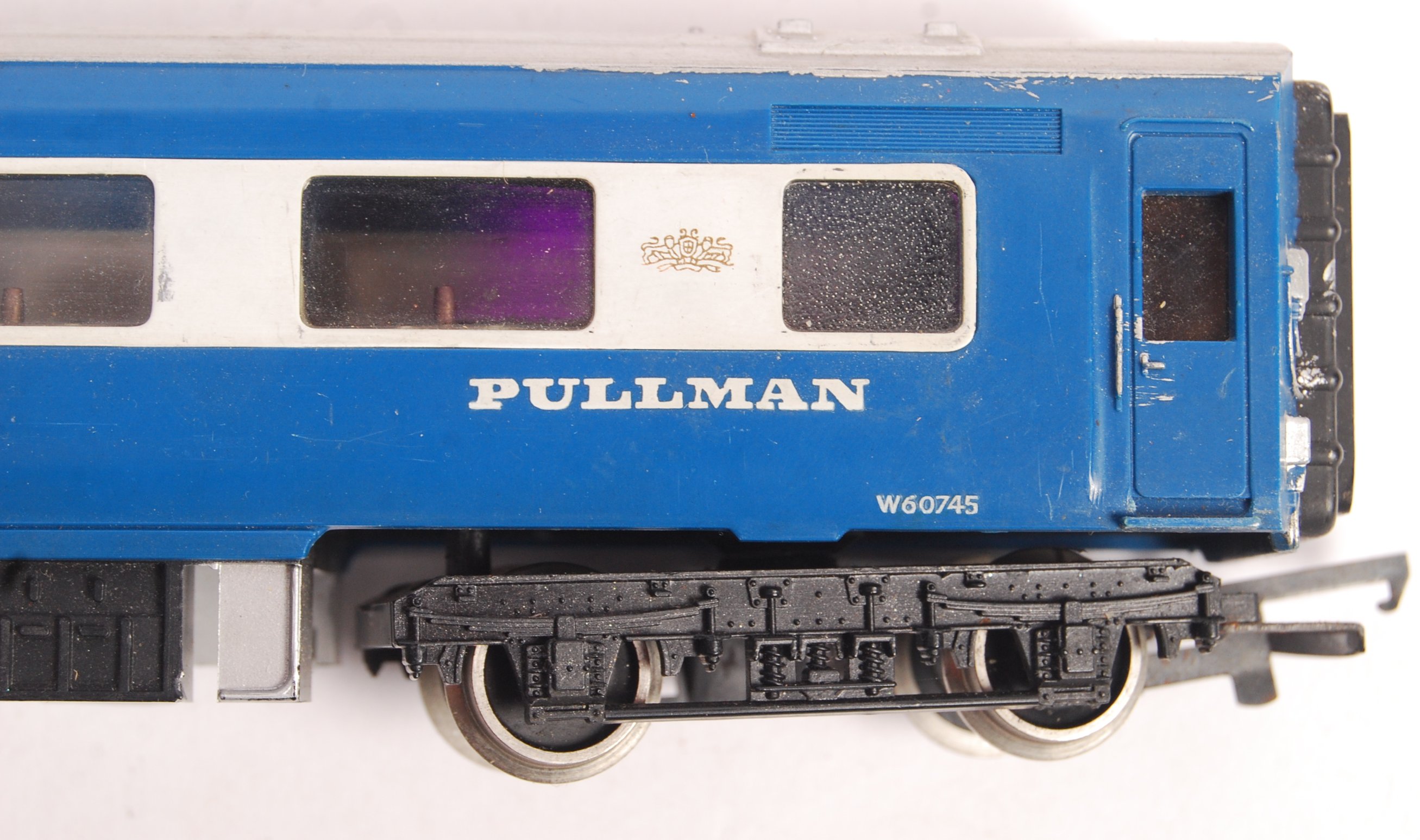 A collection of 10x Hornby made 00 gauge model railway trainset coaches ...