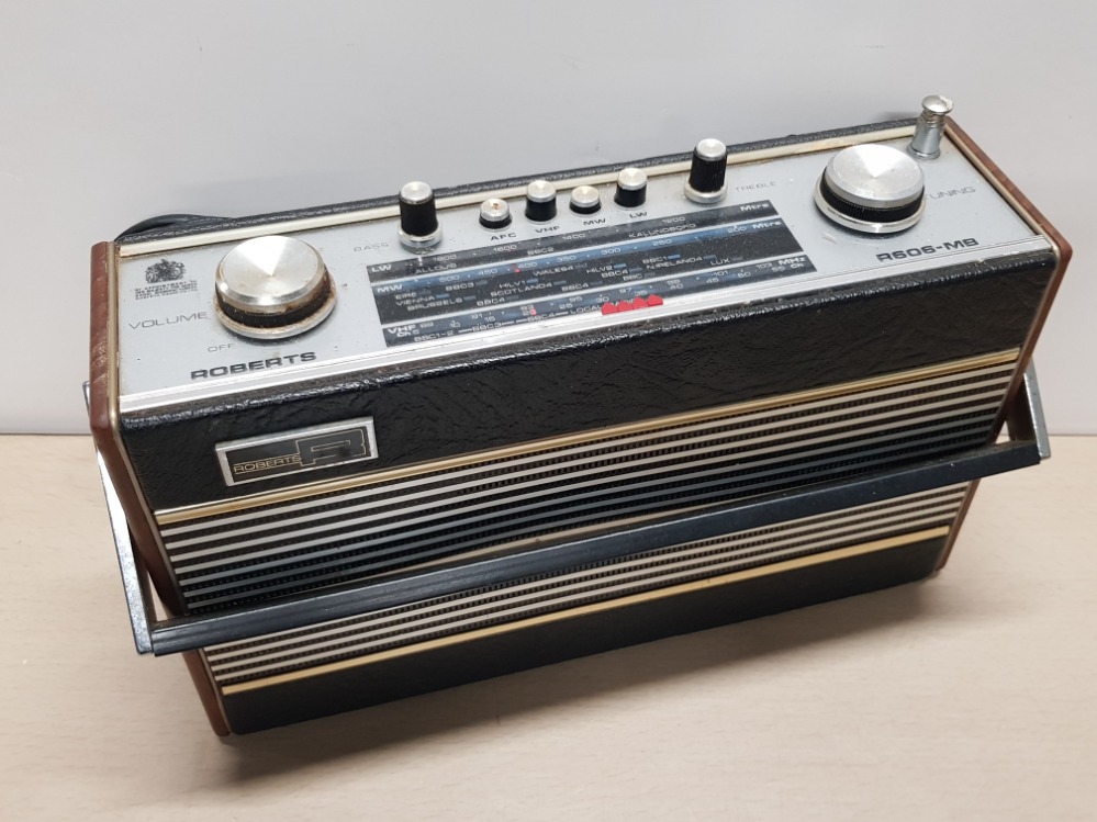 A VINTAGE ROBERTS RADIO R606-MB