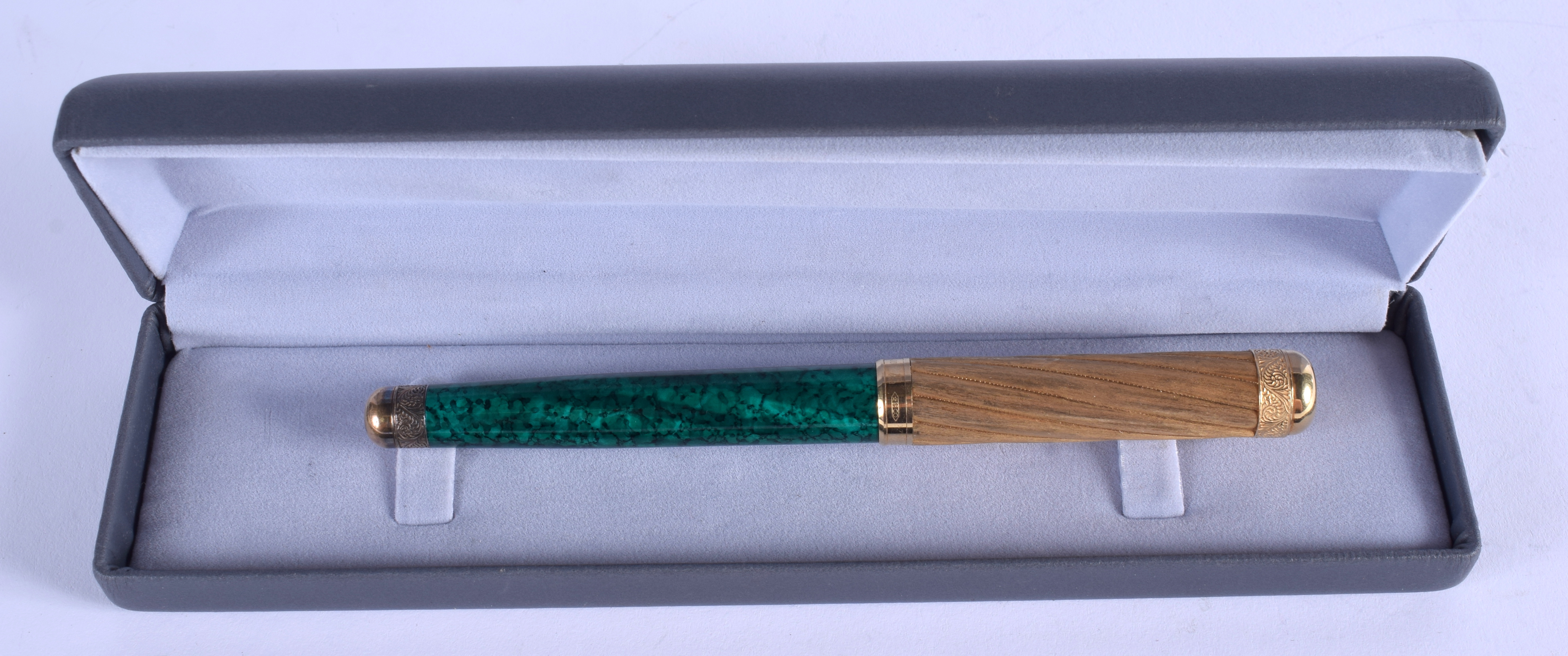 AN 18CT GOLD BUCCELLATI MALACHITE PEN. 52 grams. 13 cm long.