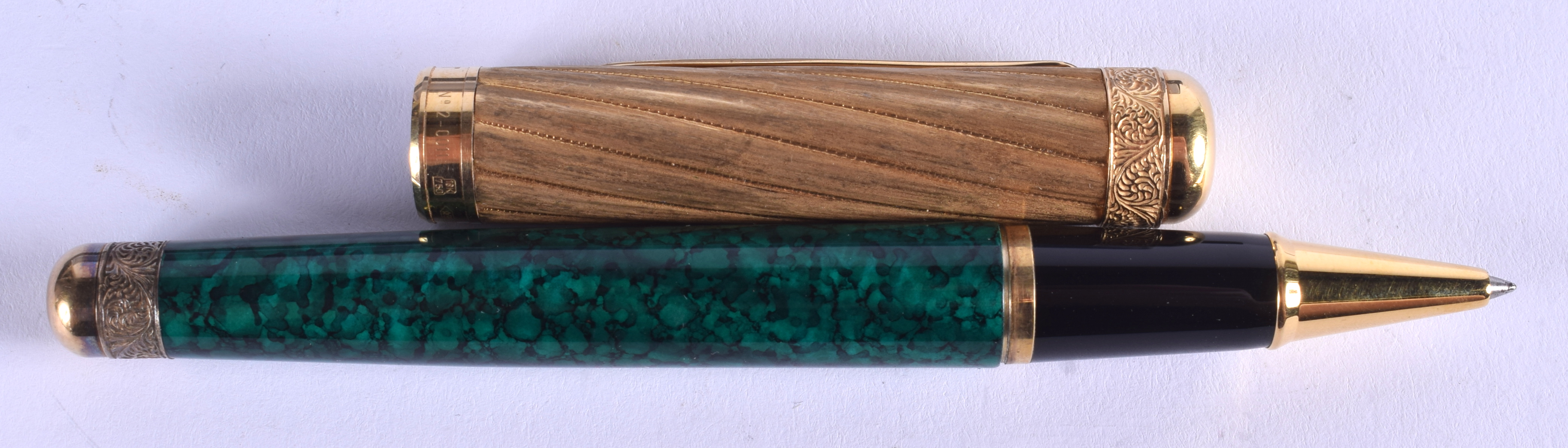 AN 18CT GOLD BUCCELLATI MALACHITE PEN. 52 grams. 13 cm long.