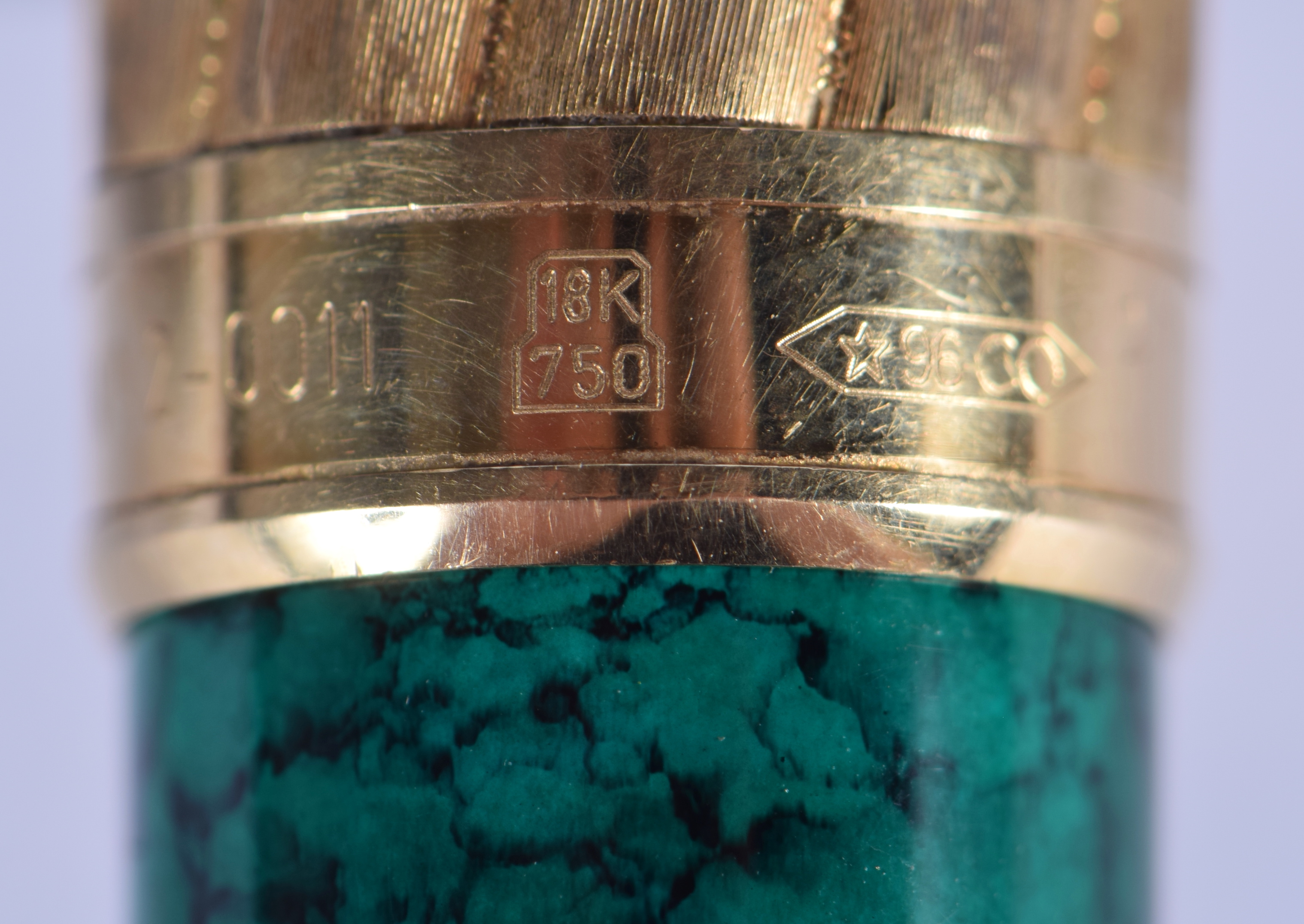 AN 18CT GOLD BUCCELLATI MALACHITE PEN. 52 grams. 13 cm long.