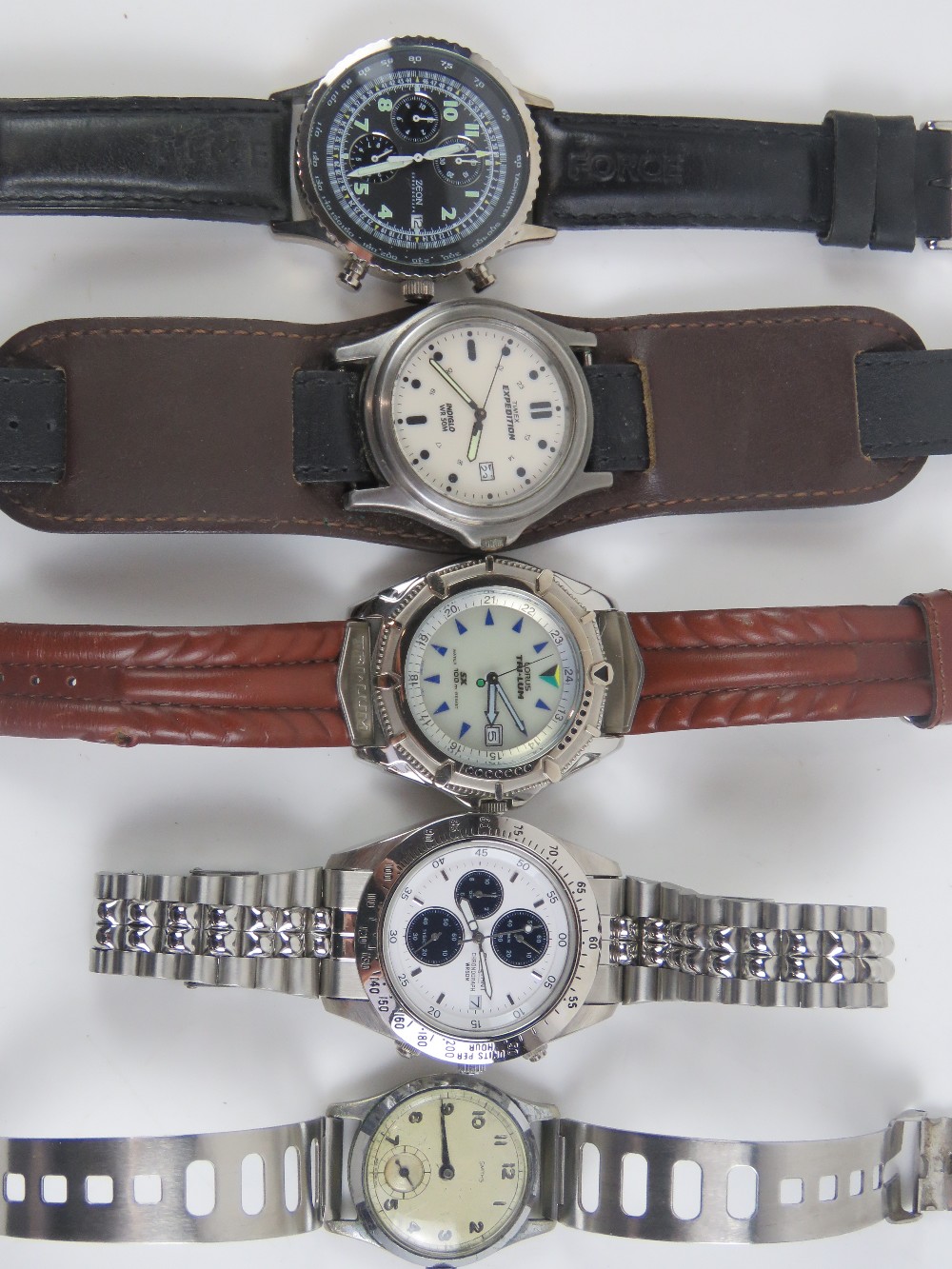 A quantity of assorted contemporary gents and ladies watches. Twelve ...