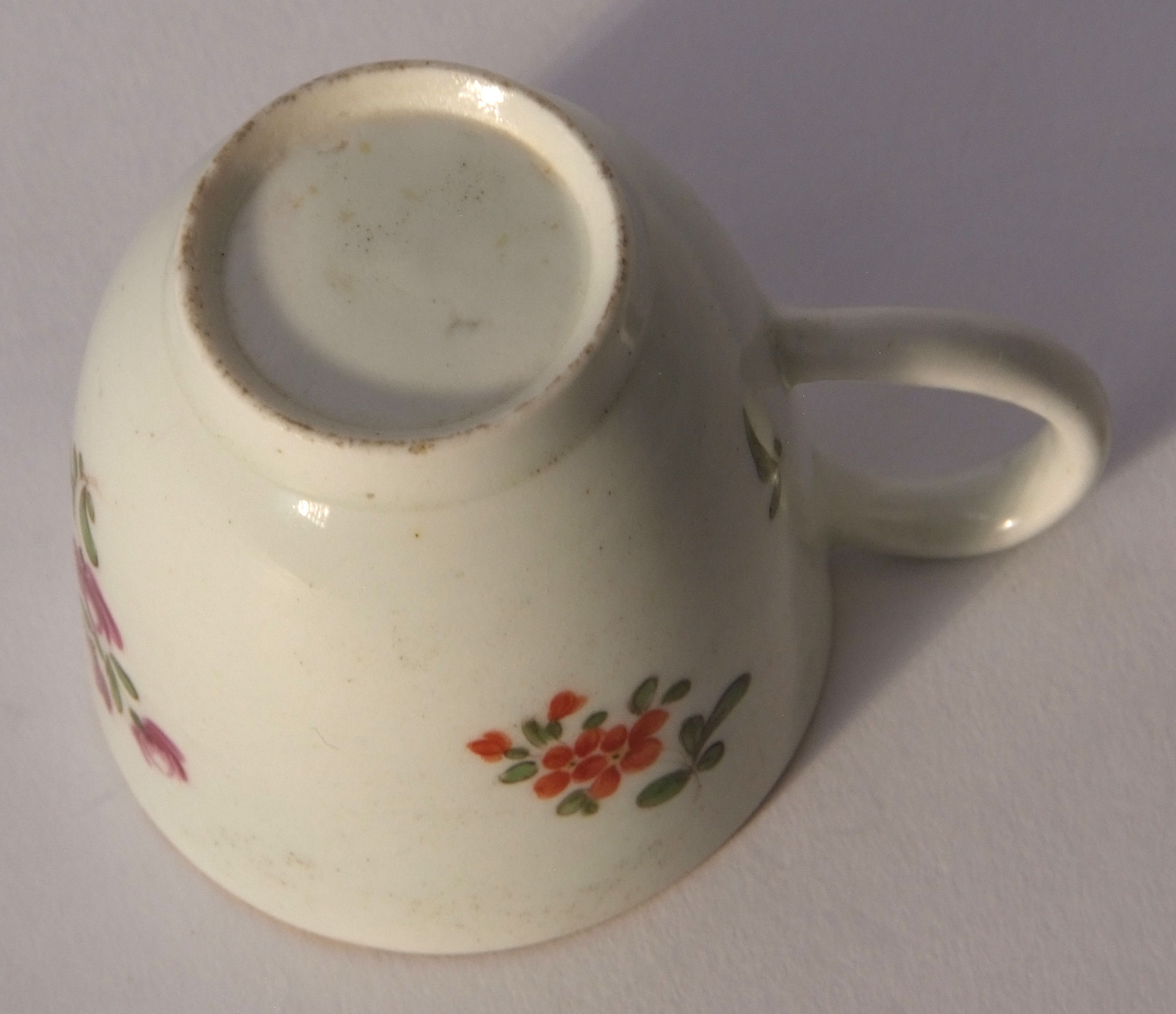 Lowestoft porcelain coffee cup circa 1775, with a tulip painter type ...