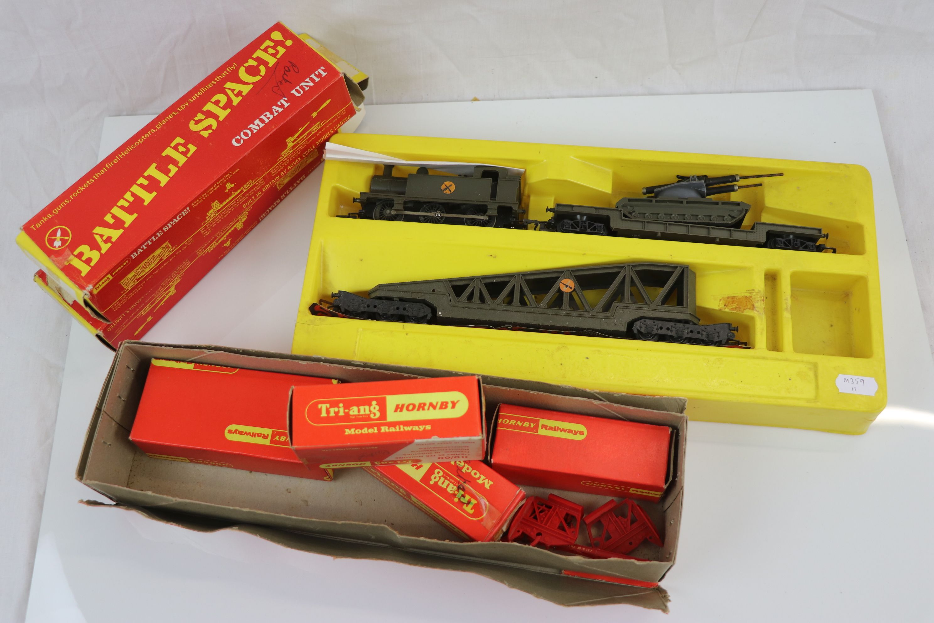 Triang Hornby OO gauge Strike Force 10 set containing R568K Tank ...