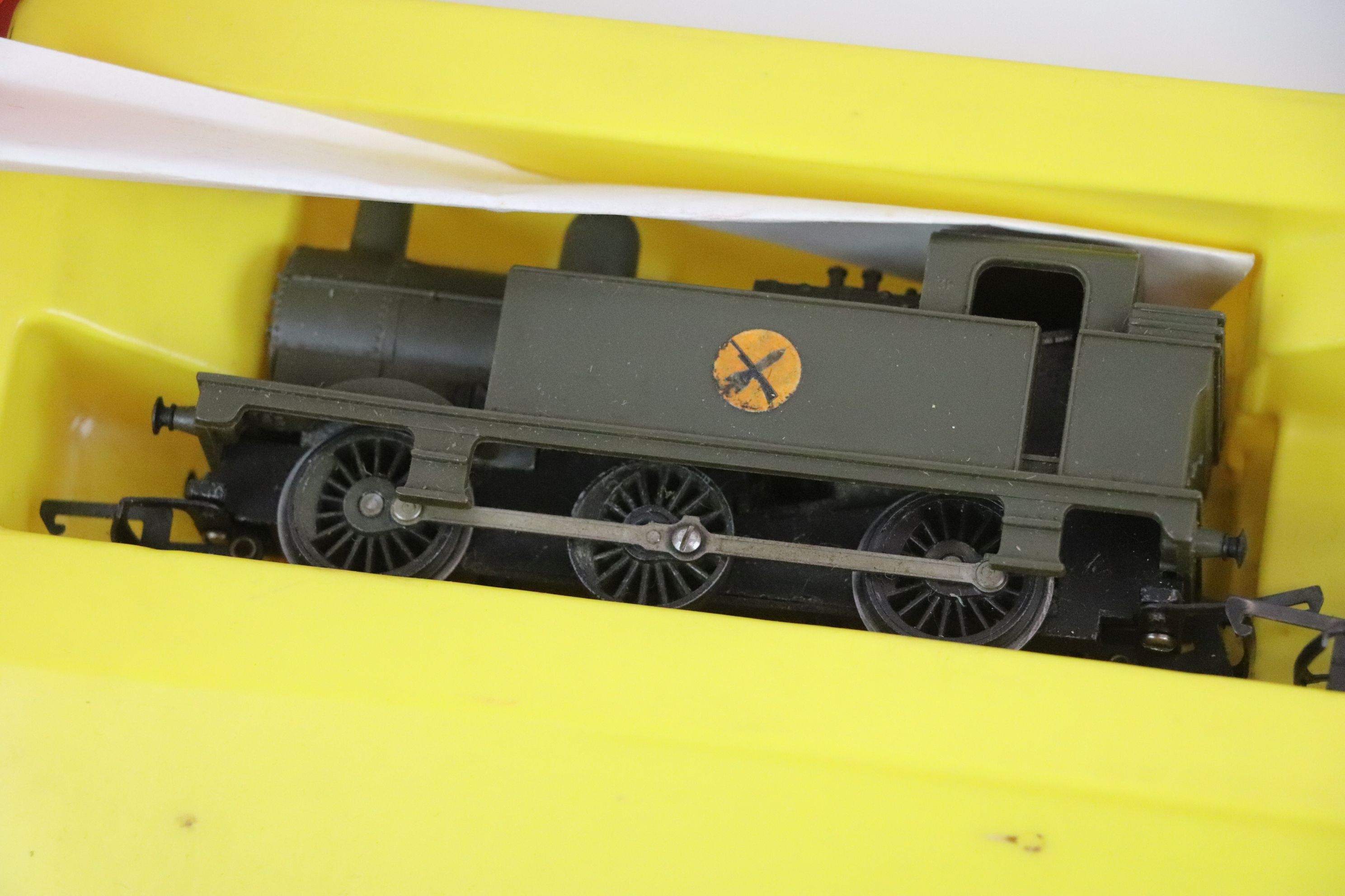 Triang Hornby OO gauge Strike Force 10 set containing R568K Tank ...