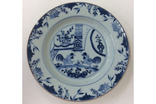 A Chinese Nankin decorated plate depicting fighting cocks. Approx. 23 ...