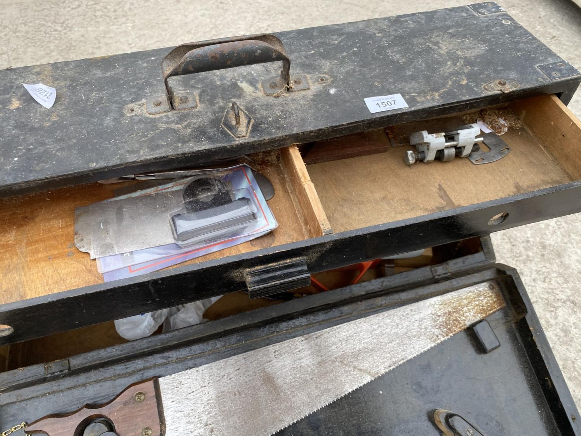 A VINTAGE WOODEN JOINERS CHEST TO ALSO INCLUDE HAND TOOLS