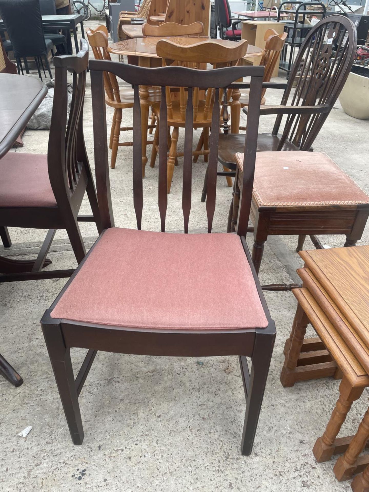 A STAG STYLE EXTENDING DINING TABLE AND FOUR CHAIRS