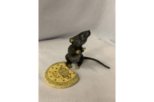 A COLD PAINTED BRONZE RAT FIGURINE EATING A BISCUIT H: 13CM