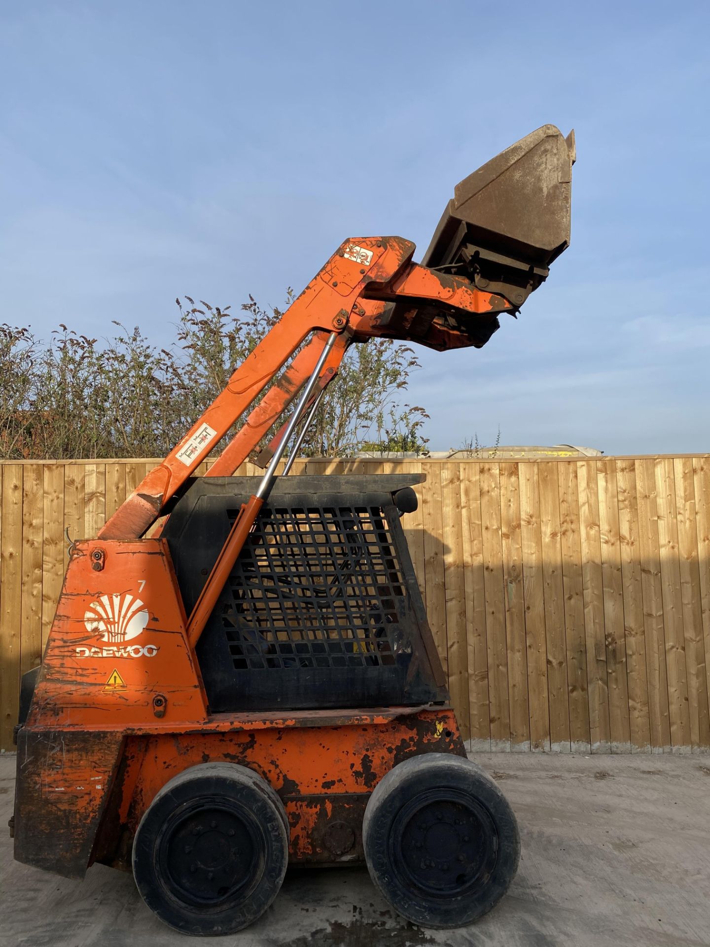 DAEWOO Skid steer loader starts first time runs drives and lifts well ...