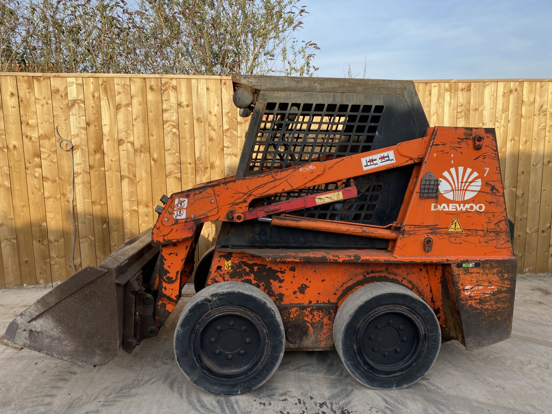 DAEWOO Skid steer loader starts first time runs drives and lifts well ...