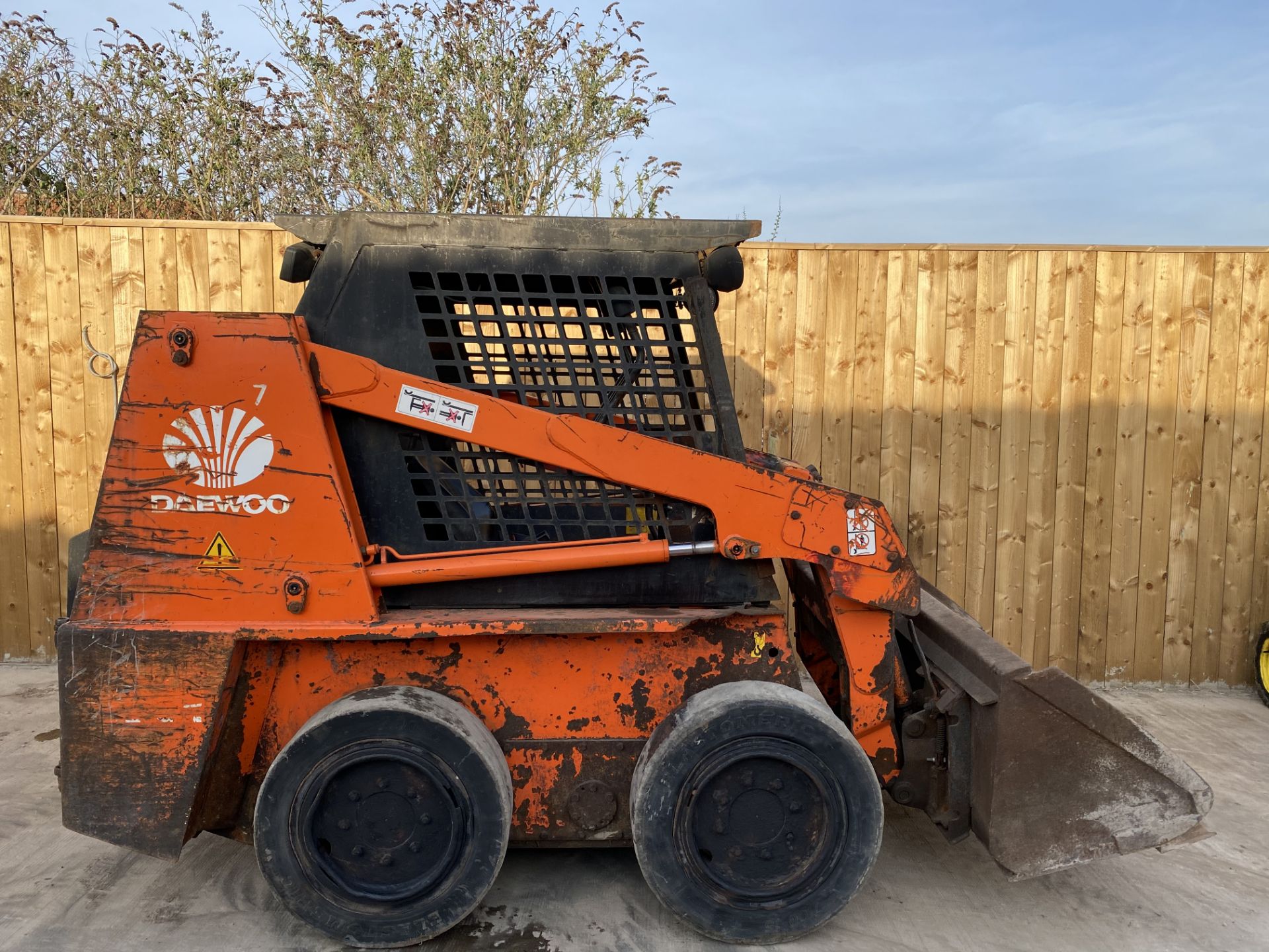 DAEWOO Skid steer loader starts first time runs drives and lifts well ...