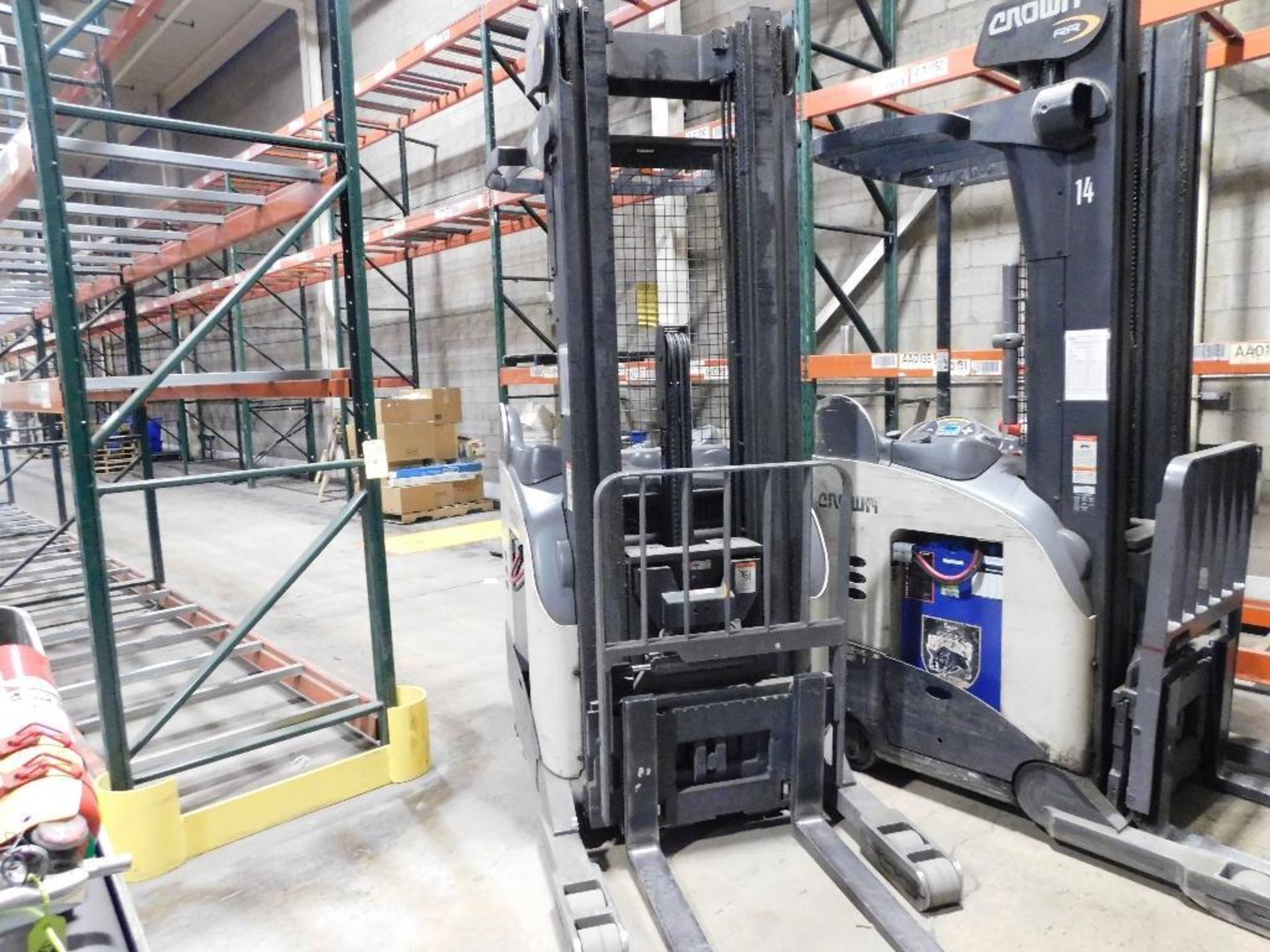 { Choice of lots: 100, 101 } CROWN REACH TRUCK, MODEL RR5225-35, S/N ...