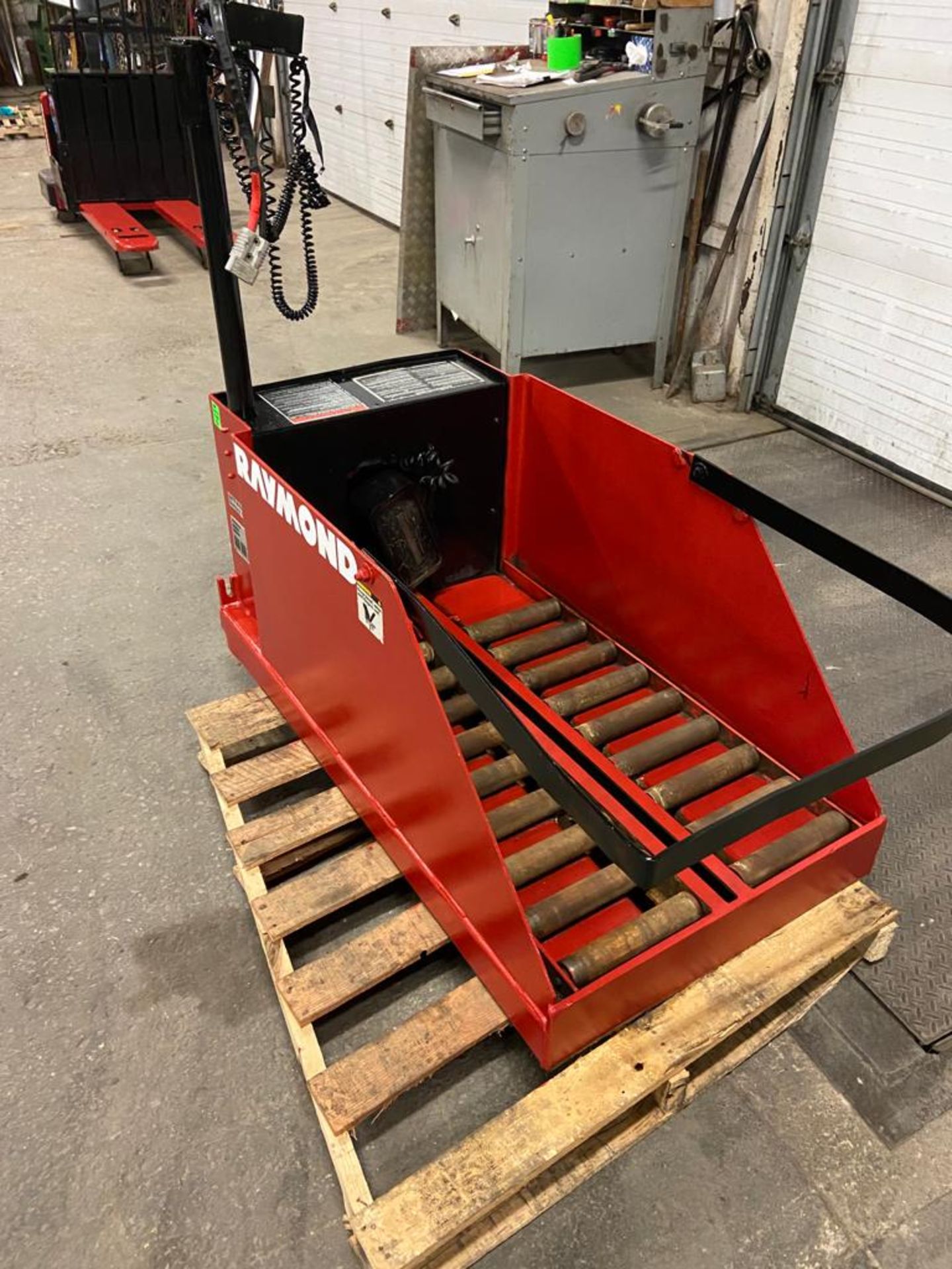 Raymond Forklift Battery Remover model BATT-R-EASE II Puller Magnet ...