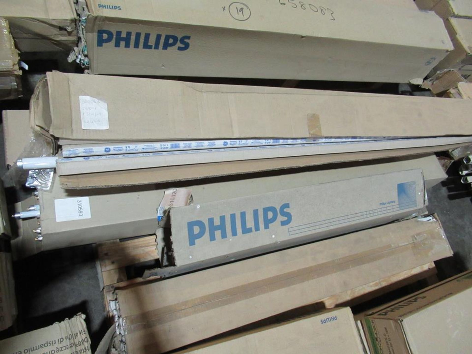 Mix x Mixed Pallet of Philips Tubes 2ft, 4ft & 5ft Mixed OEM Trade ...