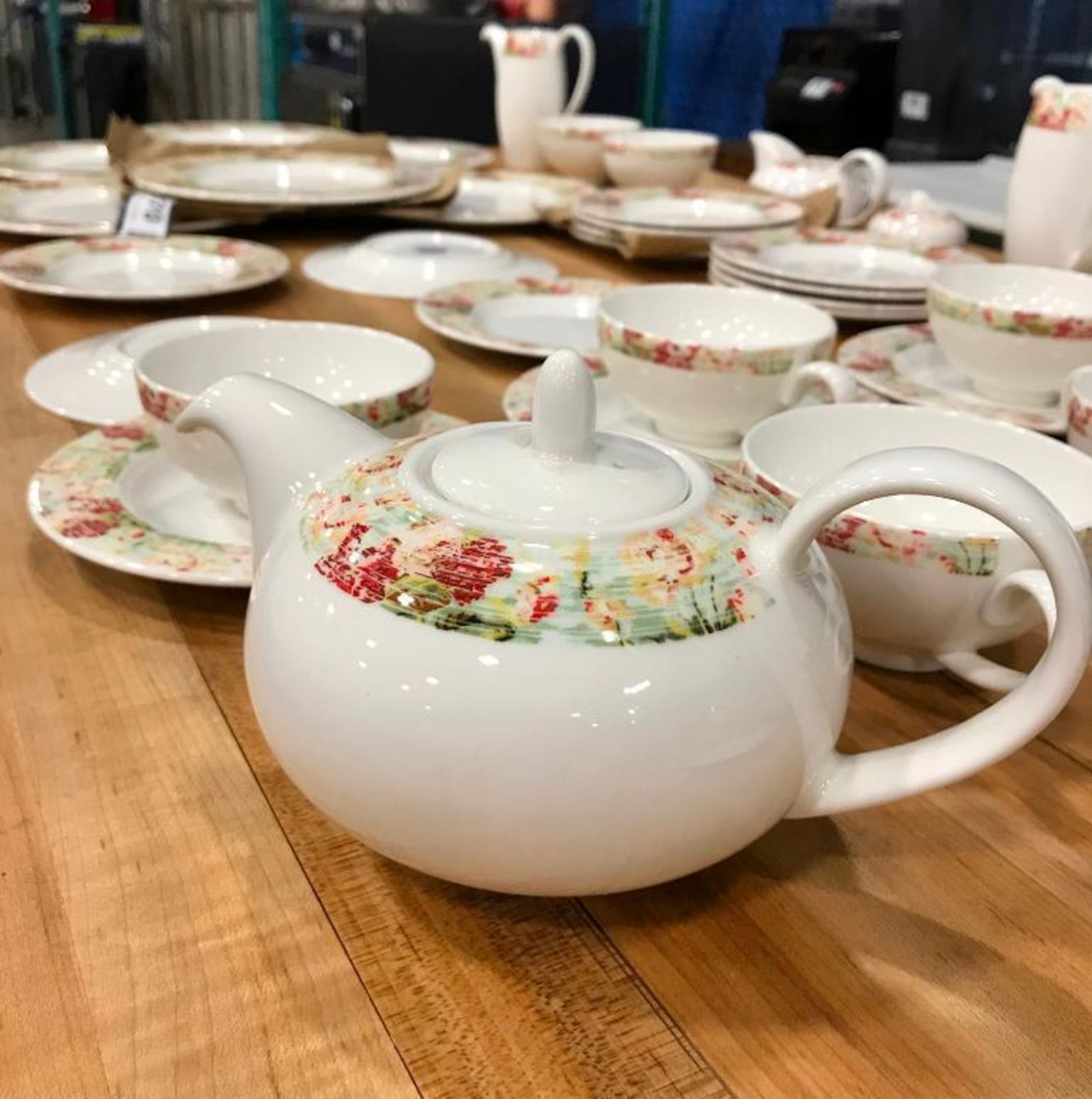 37 PIECE DUDSON ROSE FINE CHINA DINNERWARE SET, MADE IN ENGLAND - NEW