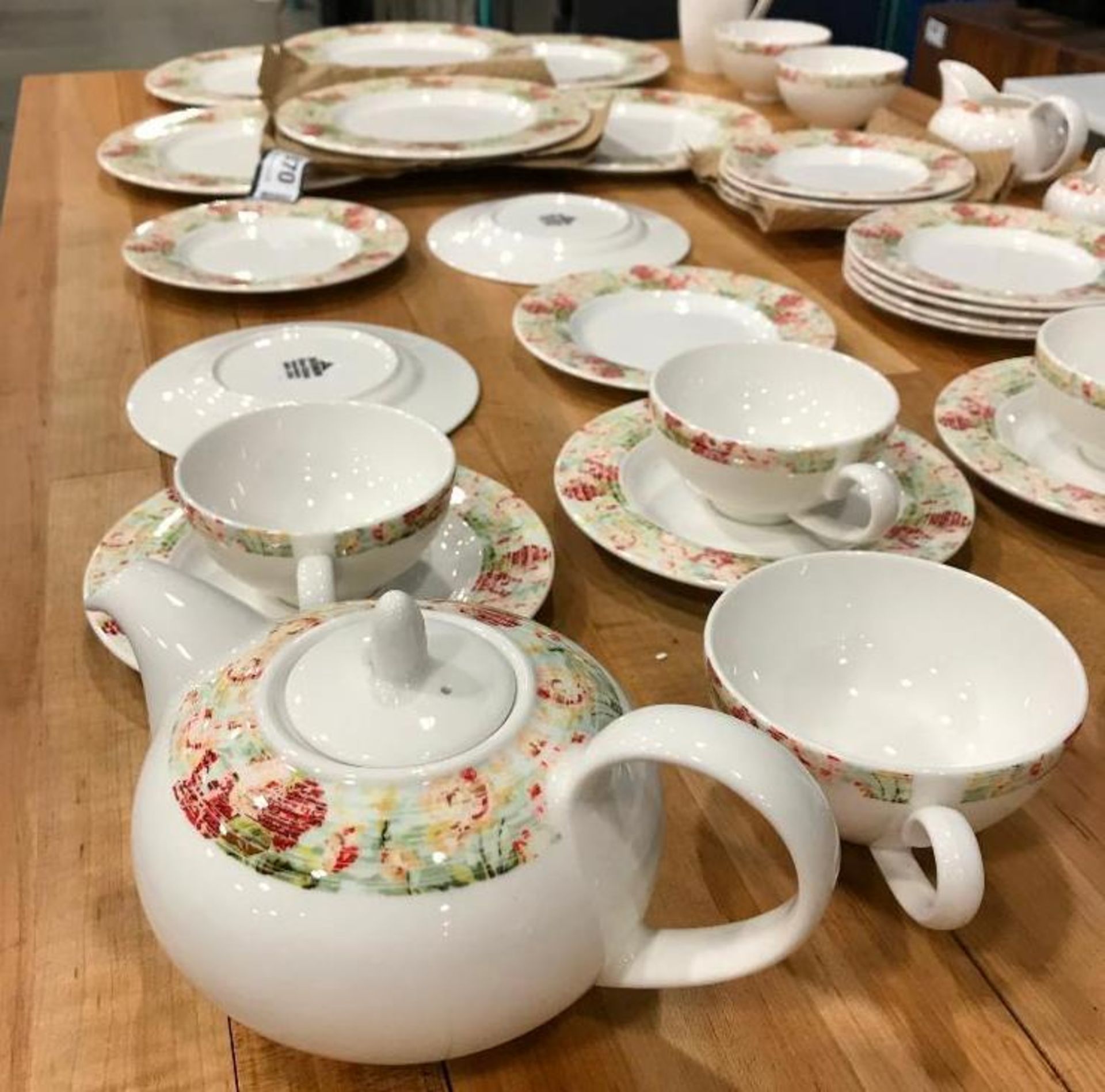 37 PIECE DUDSON ROSE FINE CHINA DINNERWARE SET, MADE IN ENGLAND - NEW