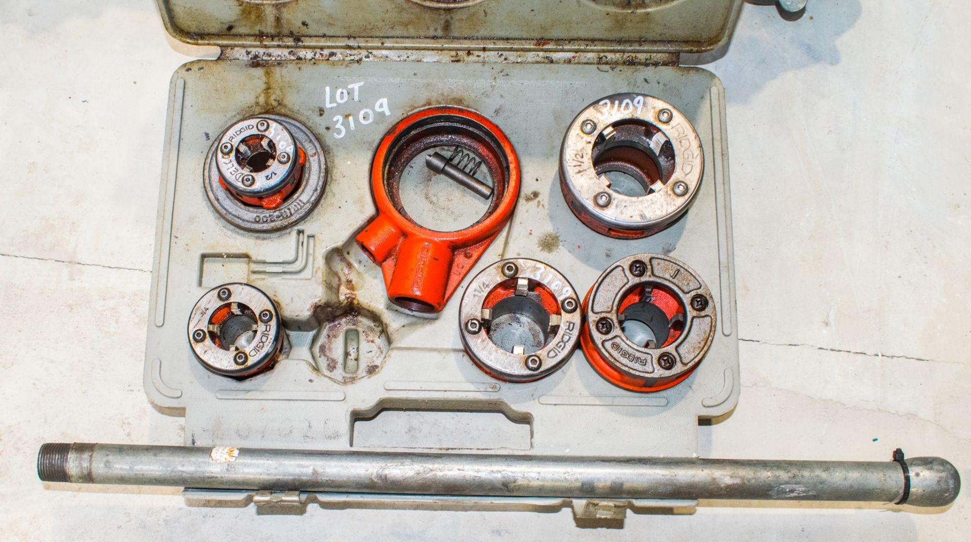 Ridgid R-200 manual pipe threading kit c/w handle, 5 threading heads ...