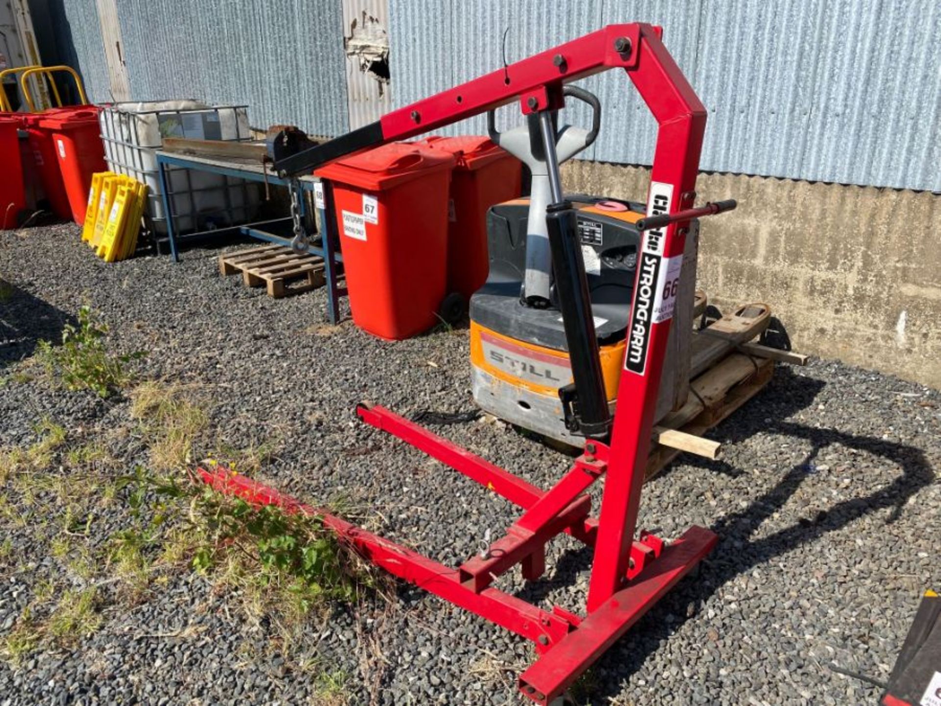 CLARKE STRONGARM ENGINE HOIST (1 TONNE) (HAMMER VAT ON THIS ITEM)