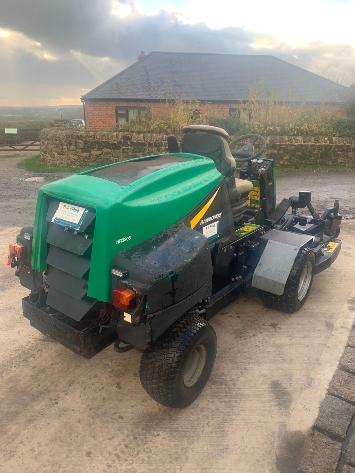DS - RANSOMES HR3806 OUT FRONT RIDE ON LAWN MOWER, RUNS, DRIVES AND ...