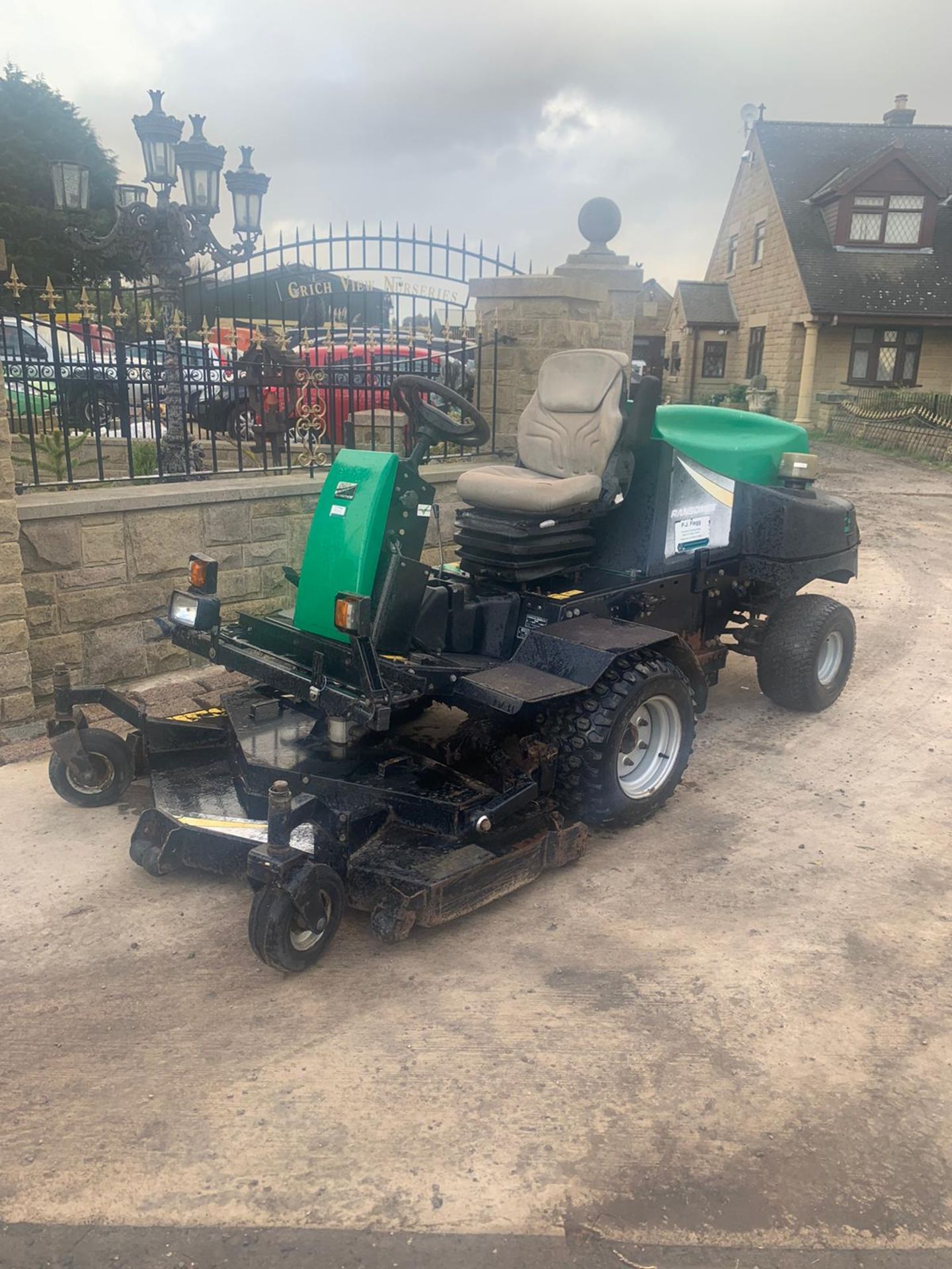 DS - RANSOMES HR3806 OUT FRONT RIDE ON LAWN MOWER, RUNS, DRIVES AND ...