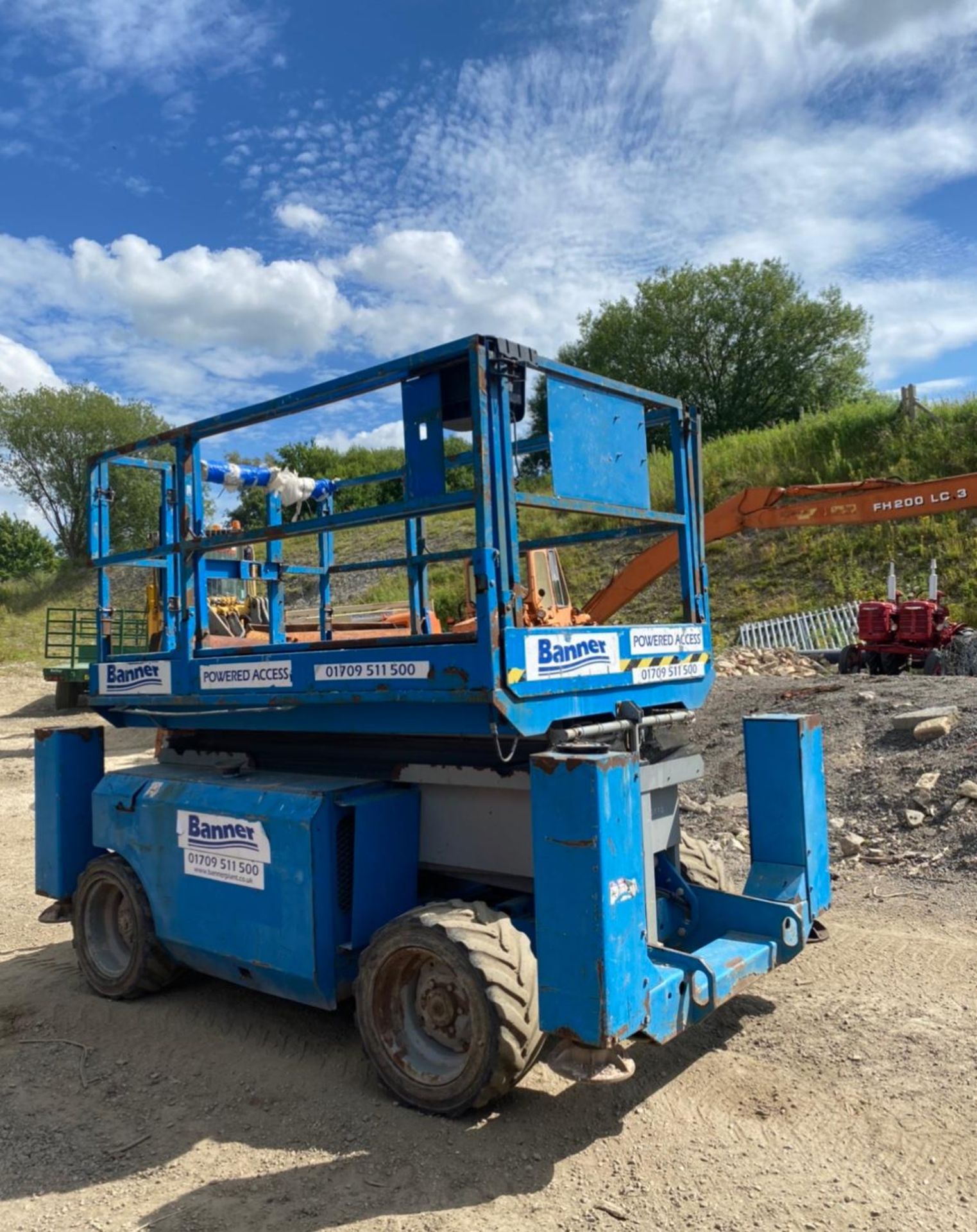 DS - 2007 GENIE GS-3268 SCISSOR LIFT, RUNS, DRIVES AND LIFTS, SHOWING ...