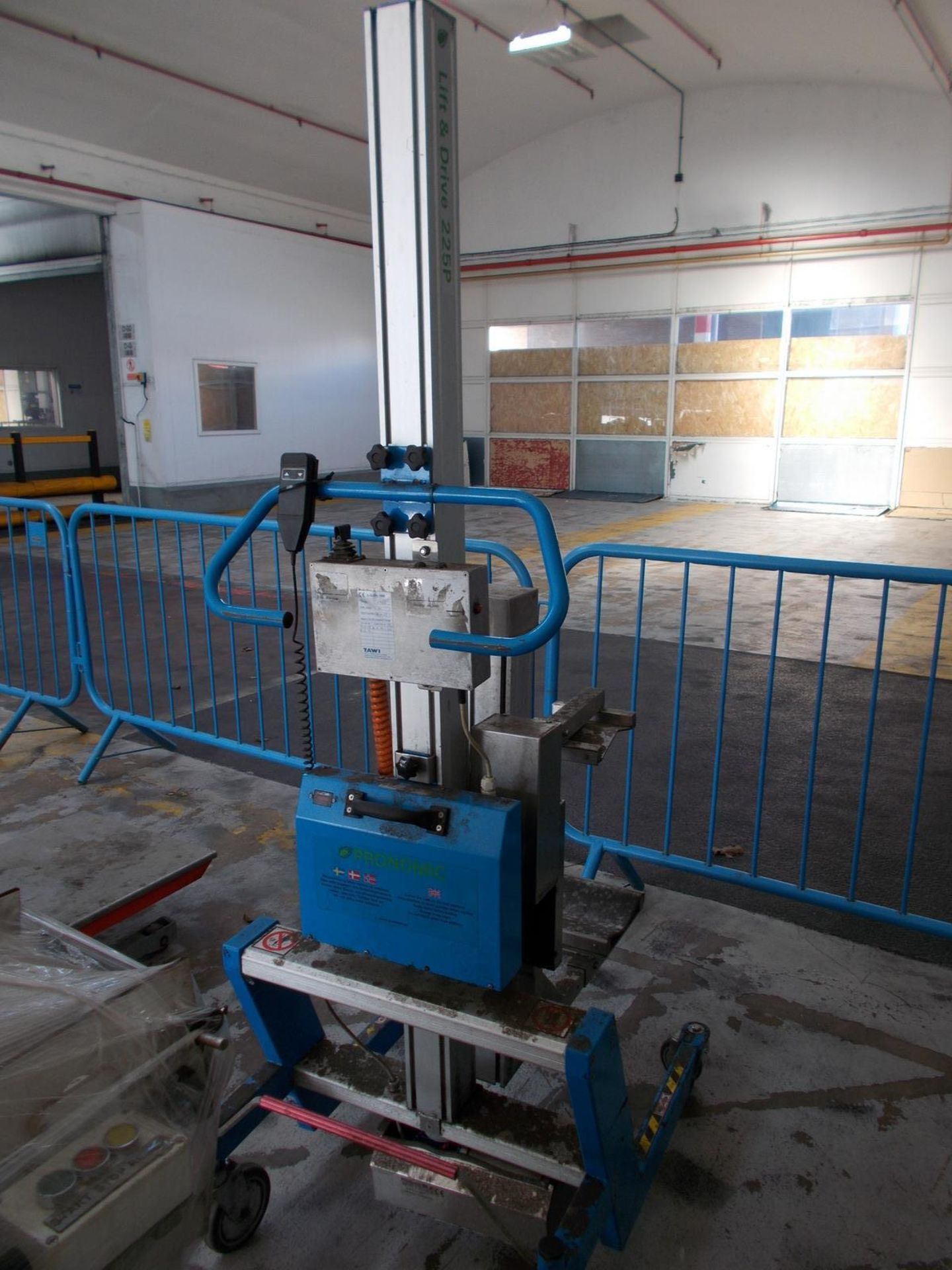 Pronomic 'Lift & drive 225P stand l-o-squeeze' pedestrian operated ...