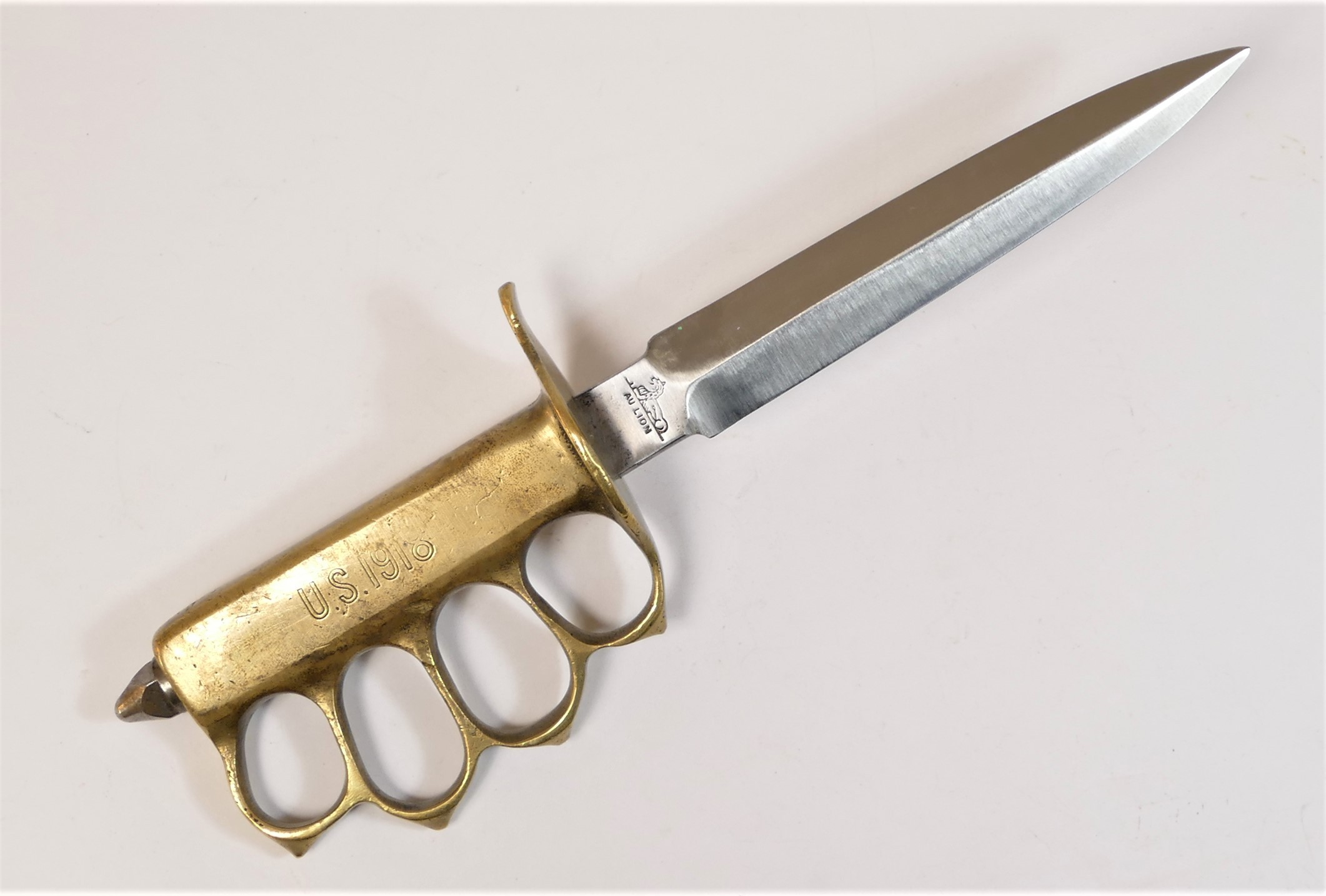 A trench fighting knife/knuckle duster, the hilt stamped U.S.1918, the ...