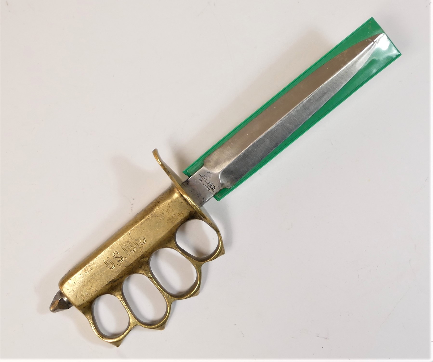 A trench fighting knife/knuckle duster, the hilt stamped U.S.1918, the ...