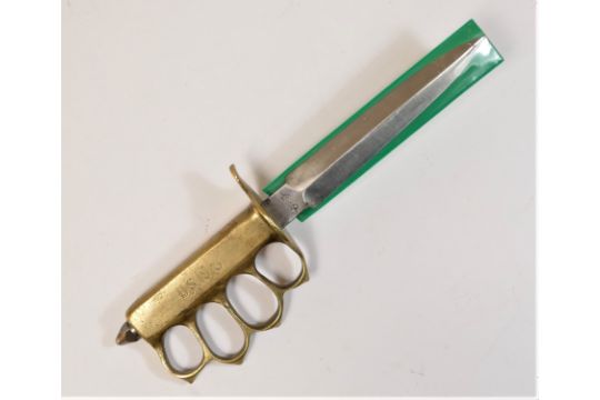 A trench fighting knife/knuckle duster, the hilt stamped U.S.1918, the ...
