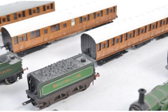 A collection of vintage 00 gauge model railway trainset locomotives and ...