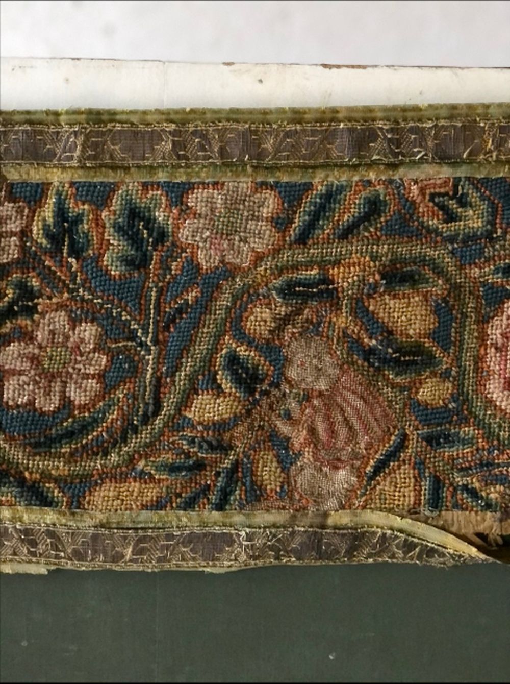 AN EARLY 17TH CENTURY ENGLISH WOVEN WOOL TAPESTRY RUNNER, with flowers ...