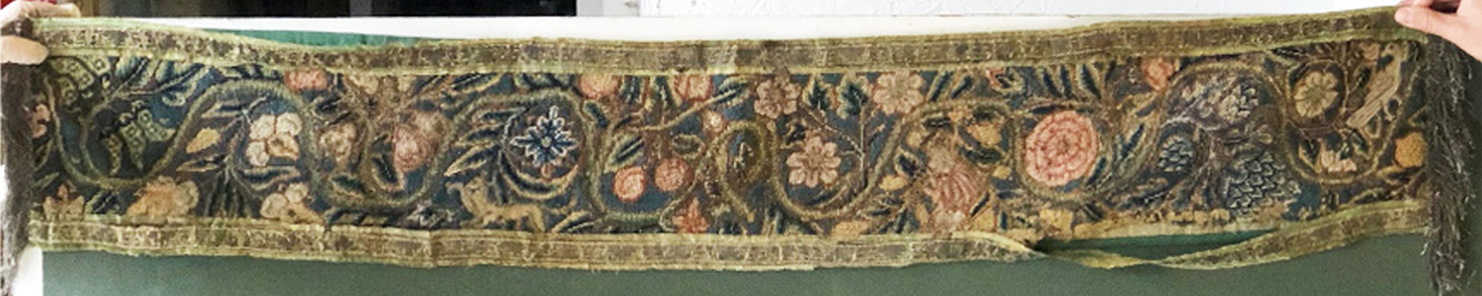 AN EARLY 17TH CENTURY ENGLISH WOVEN WOOL TAPESTRY RUNNER, with flowers ...