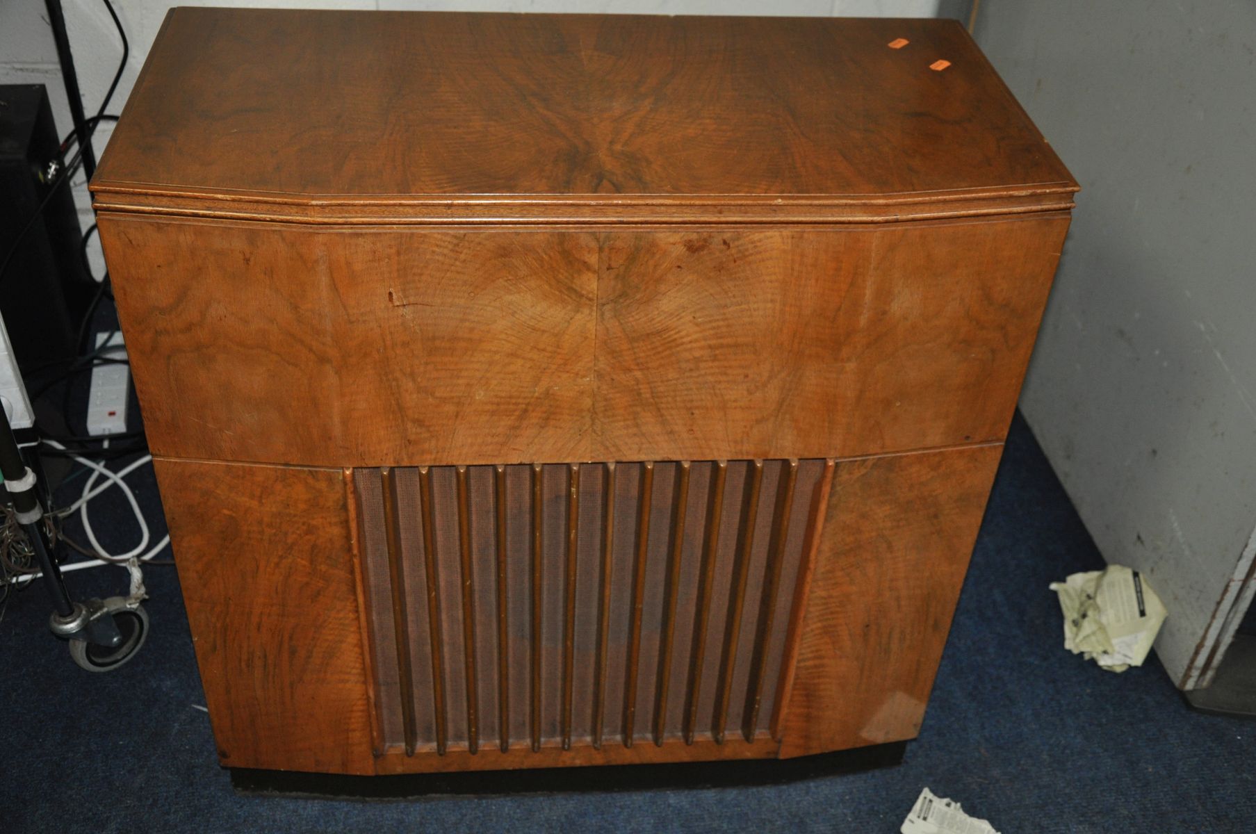 A DECCA MODEL 95 GRAMOPHONE in walnut case with a working Monarch ...