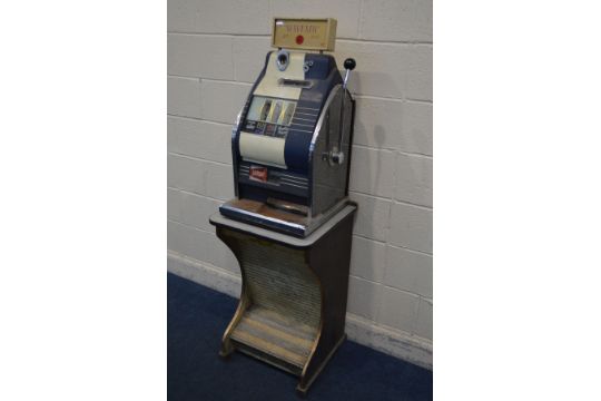 A MILLS MAYFAIR ONE ARM BANDIT FRUIT MACHINE, width 42cm x depth 45cm x ...