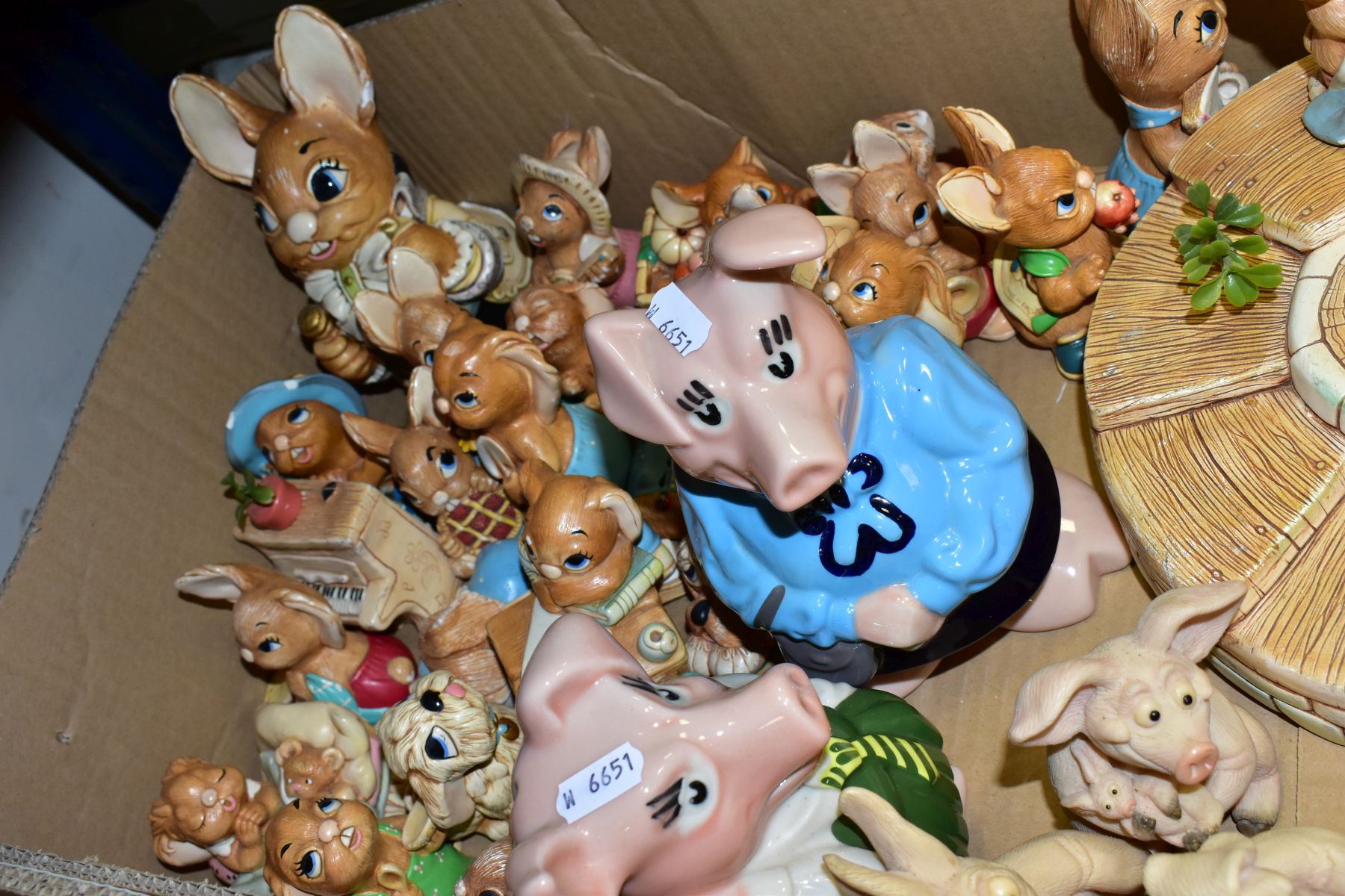 A BOX OF WADE NATWEST MONEY BOXES, PENELFIN RABBITS AND PIGGIN FIGURES ...