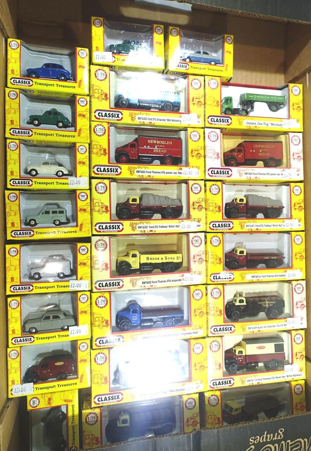 Twenty four Classix OO scale diecast vehicles, vans, cars etc. P&P ...