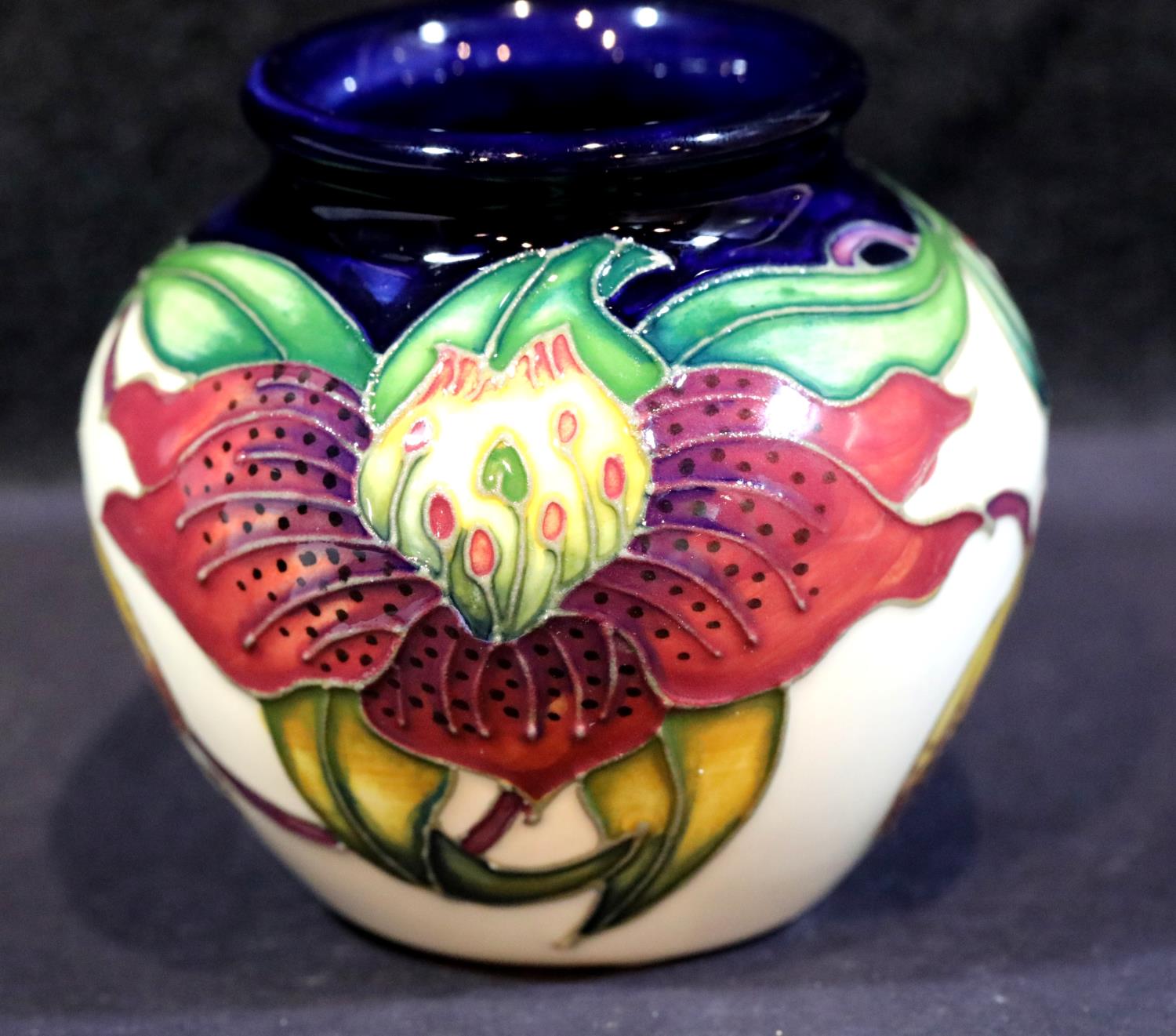 Moorcroft vase in the Anna Lily pattern, H: 7.5 cm. P&P Group 1 (£14 ...