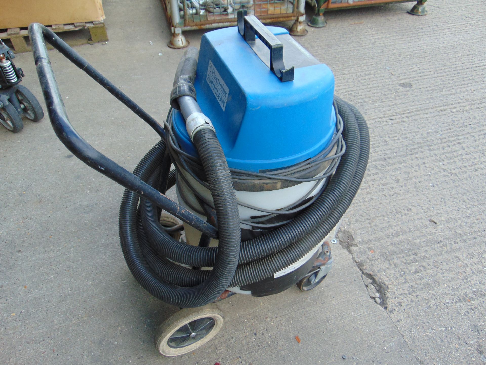 You are bidding on an Electrolux Euroclean Industrial Vacuum Cleaner UZ ...