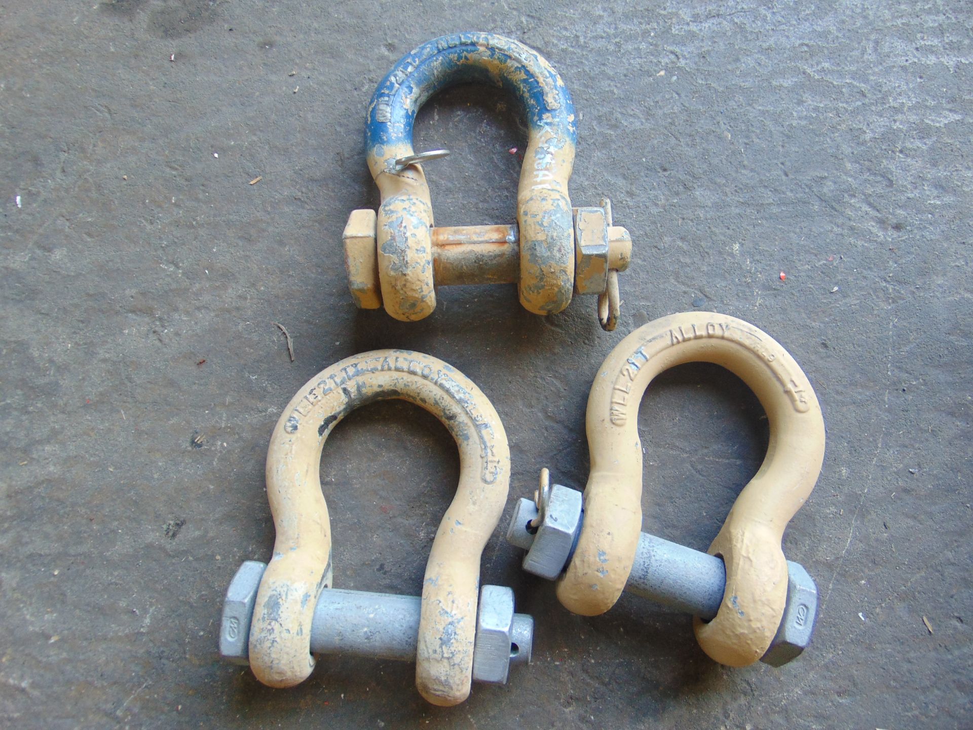 You are bidding on 3 x 21T recovery bow shackles. Sold as shown ...