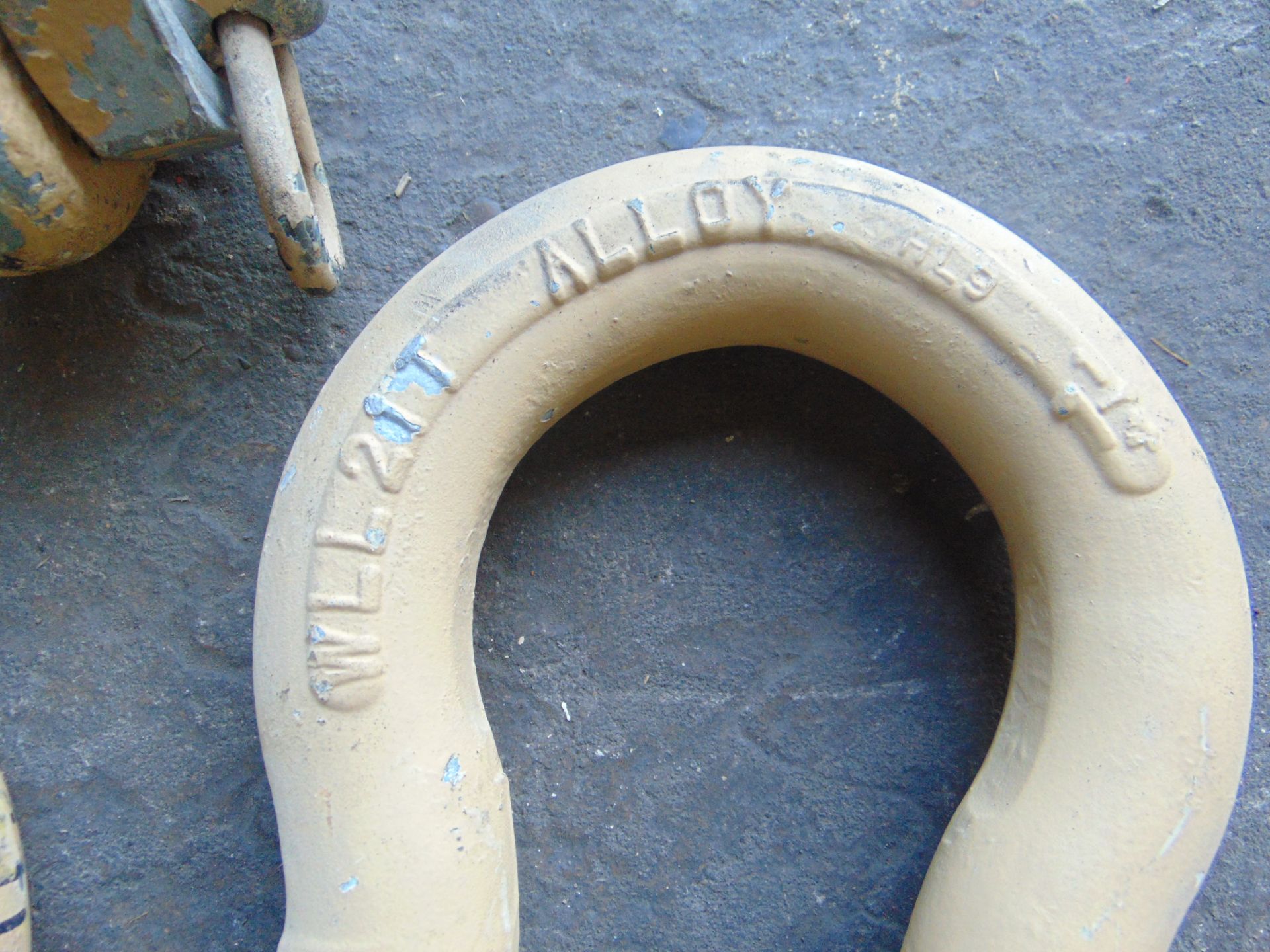 You are bidding on 3 x 21T recovery bow shackles. Sold as shown ...