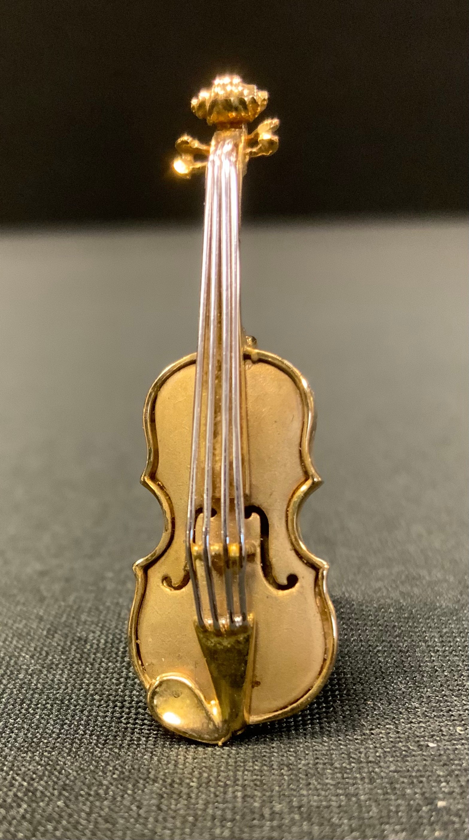 A 9ct gold Violin brooch, white strings, yellow gold body, marked 375 ...